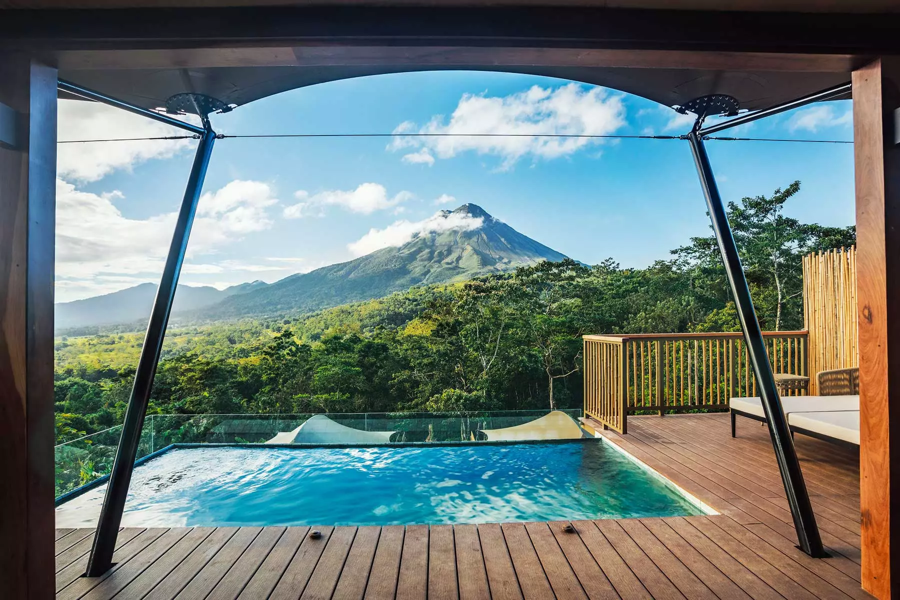 Piscina privada do Nayara Tented Camp con vistas ás montañas