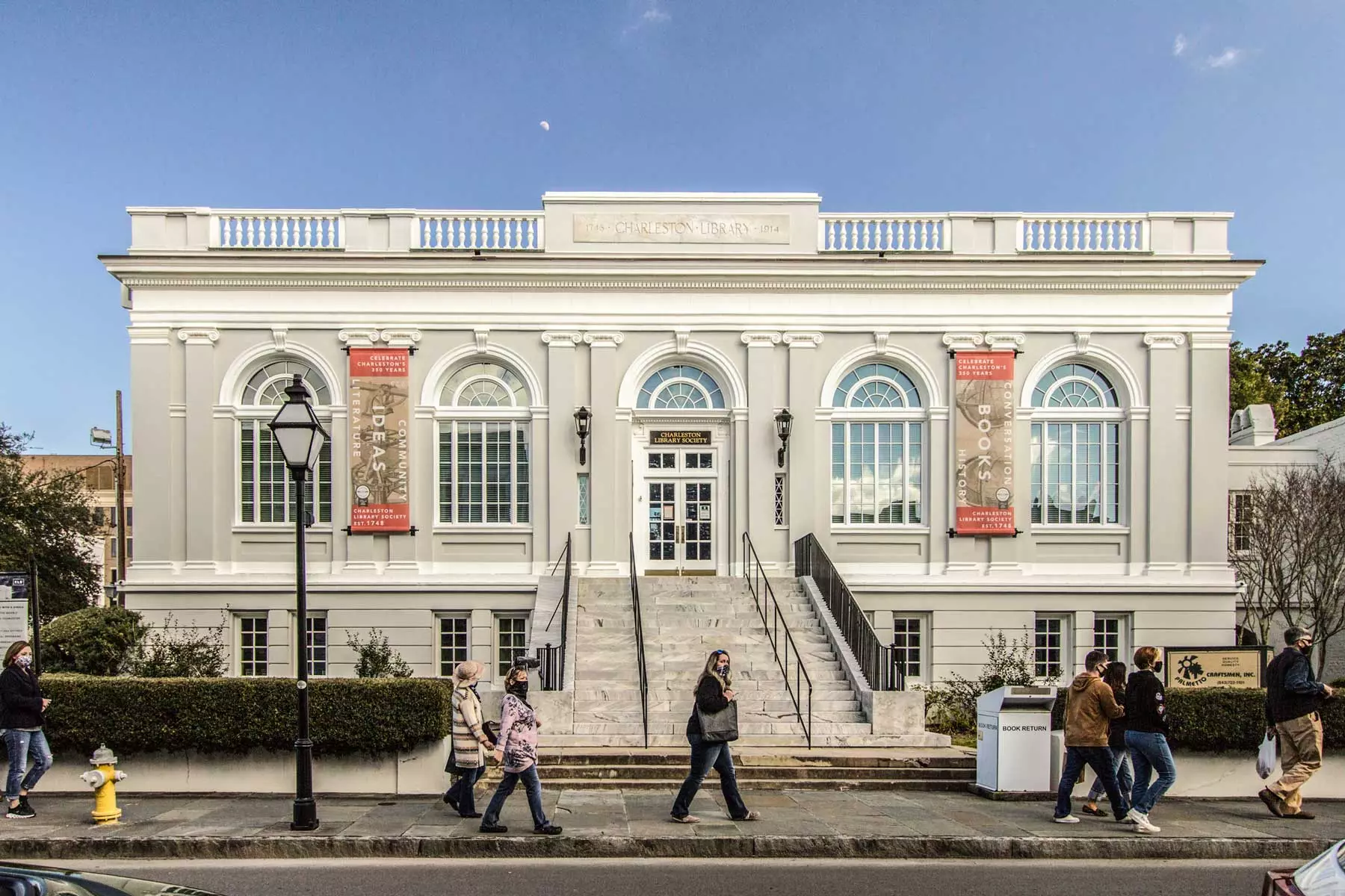 Eksterijer zgrade Povijesne knjižnice u Charlestonu dok pješaci hodaju ispred