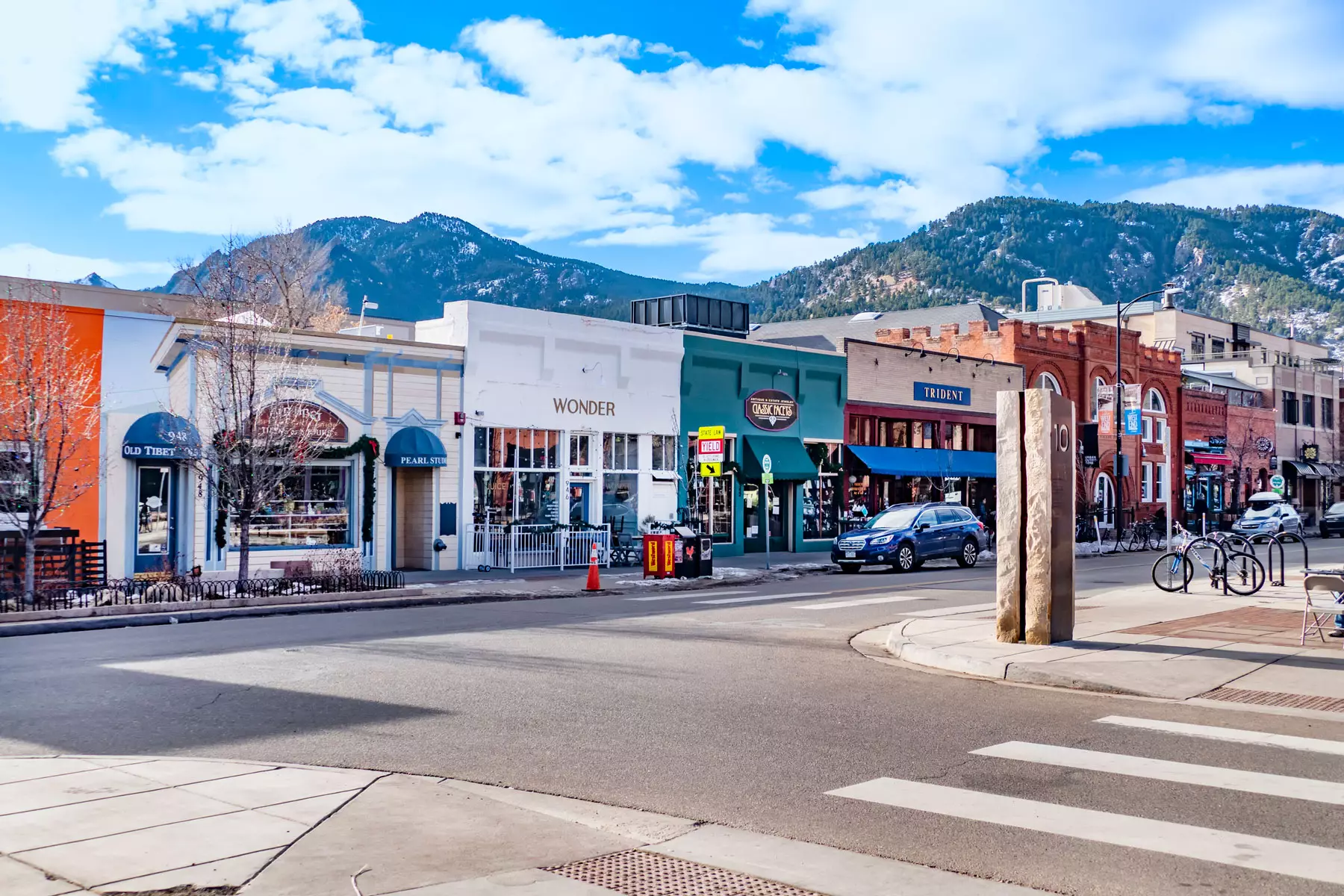 Pohled na Pearl Street Mall, významnou pěší zónu v centru města Boulder, Colorado, ve Skalistých horách