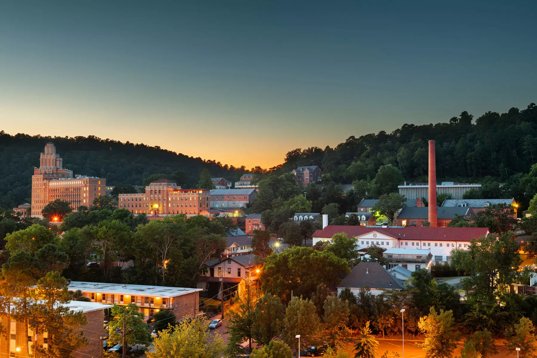 Horké prameny, Arkansas, USA panorama města shora za úsvitu.