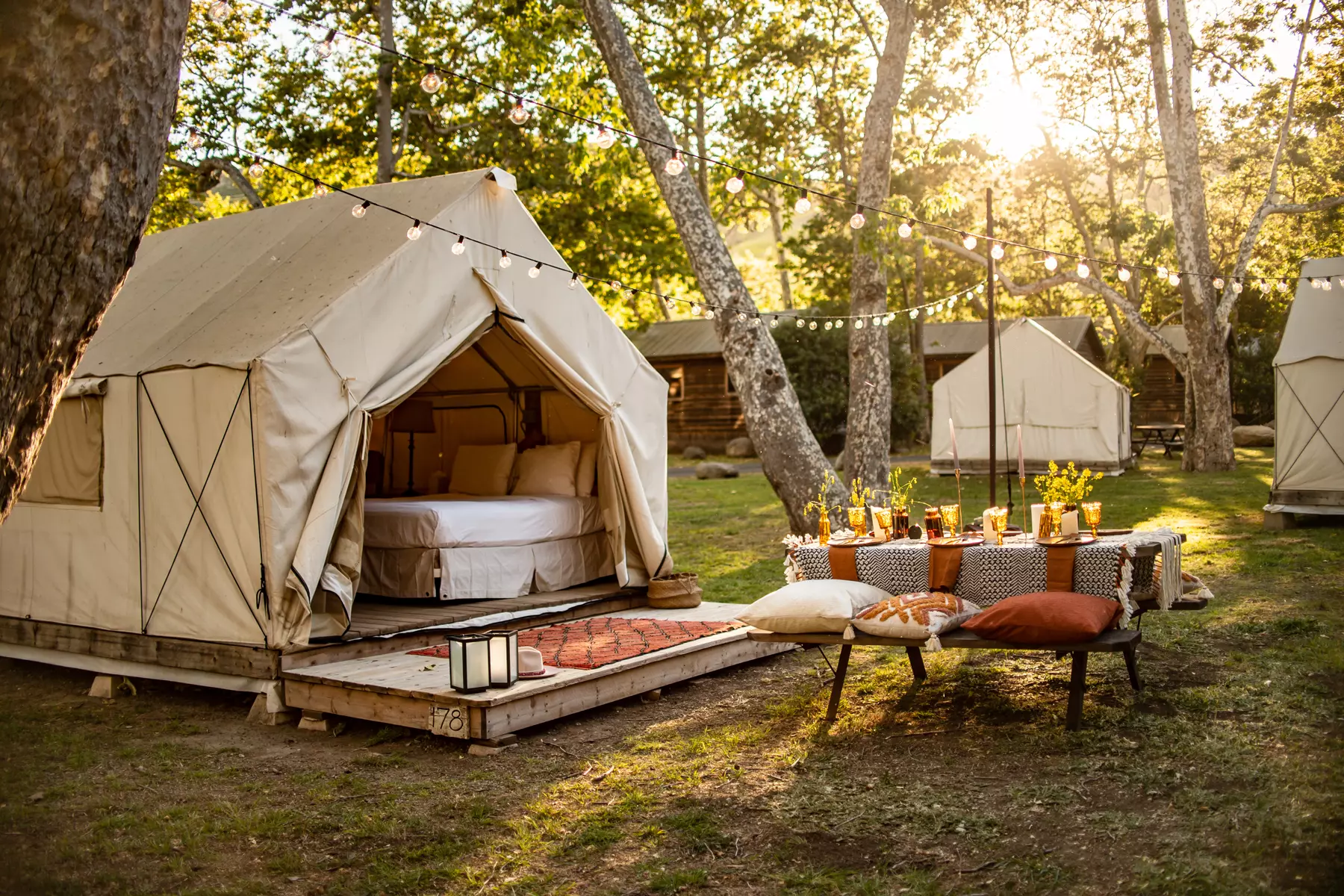 Gambar gaya hidup tenda glamping di Sun RV Resorts di El Capitan