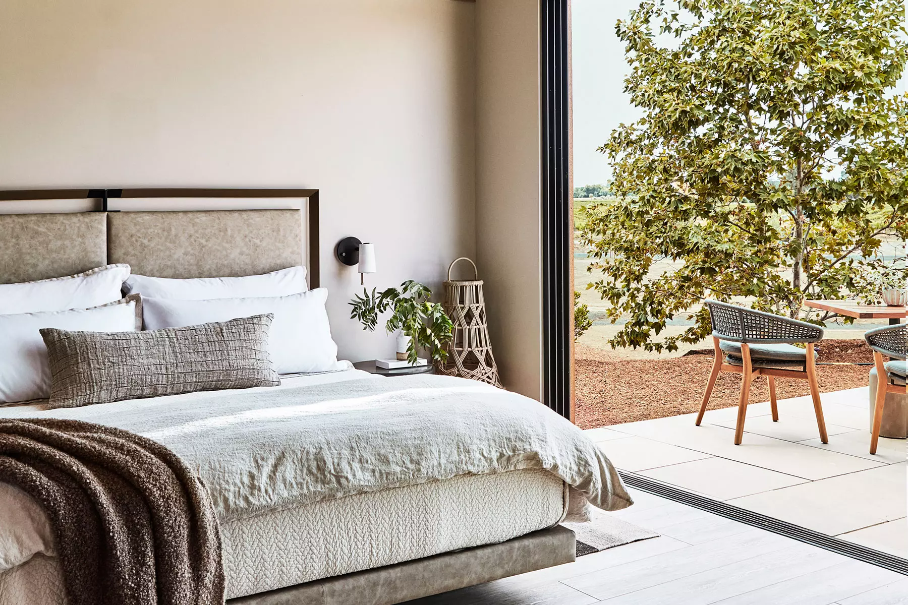 Ein Schlafzimmer und eine Terrasse in einem Häuschen auf der Stanly Ranch