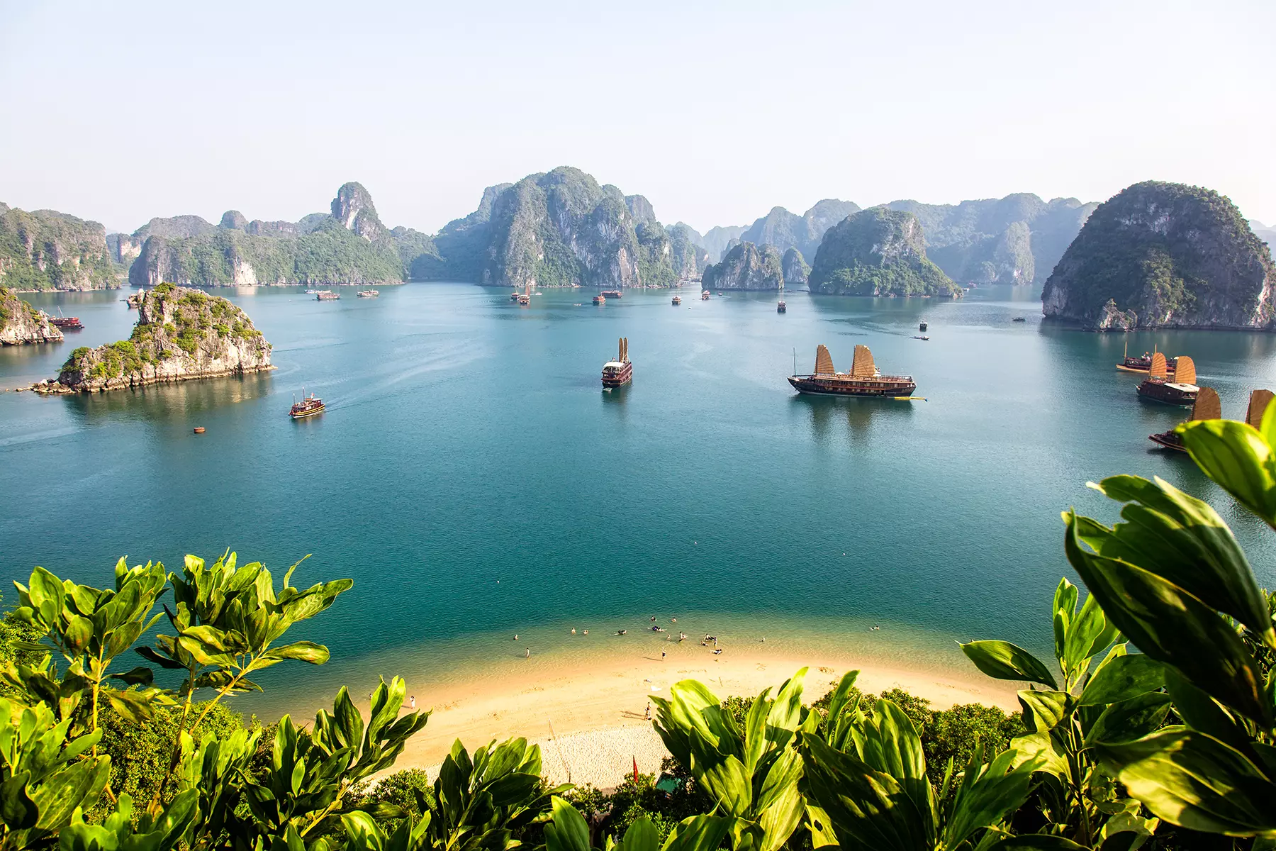 Adembenemend uitzicht op Halong Bay genomen vanaf de top van een eiland.