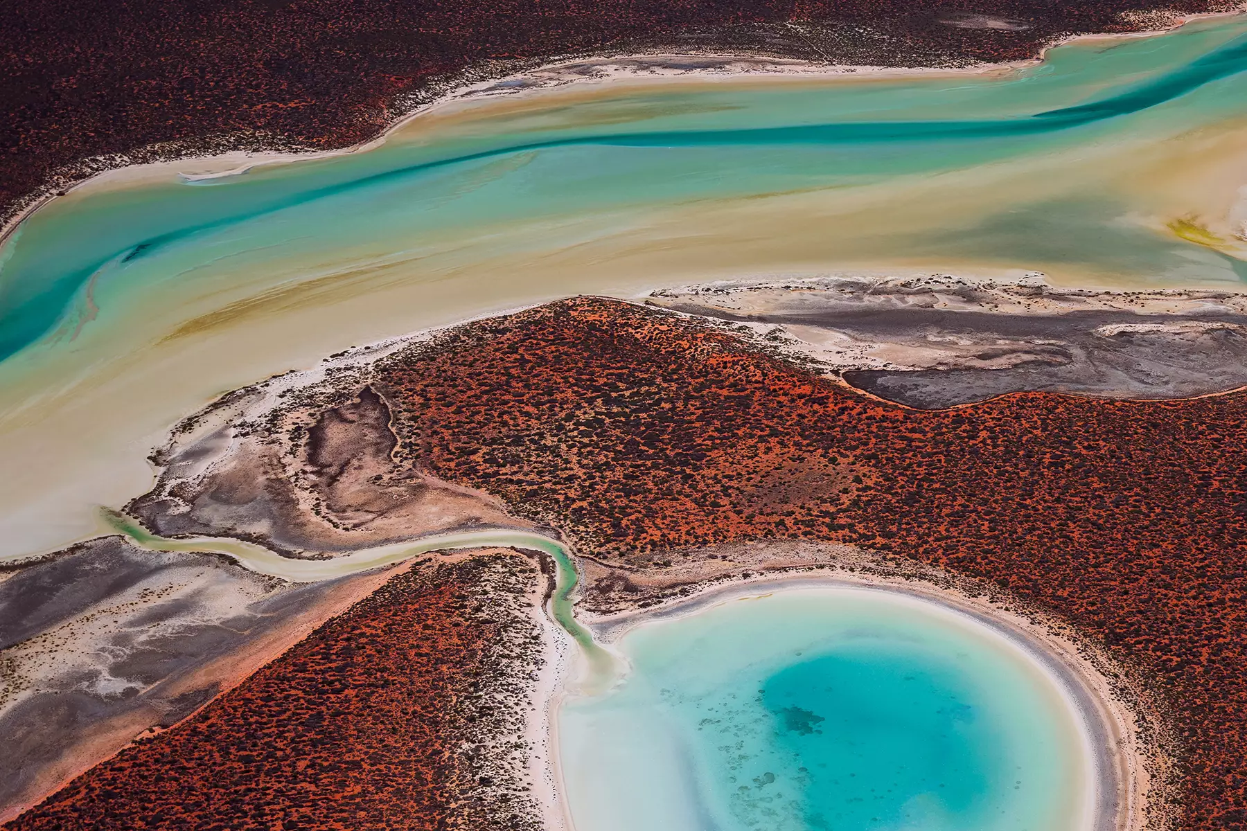 De prachtige kustlijn van Shark Bay, West-Australië, gefotografeerd vanuit een Cessna