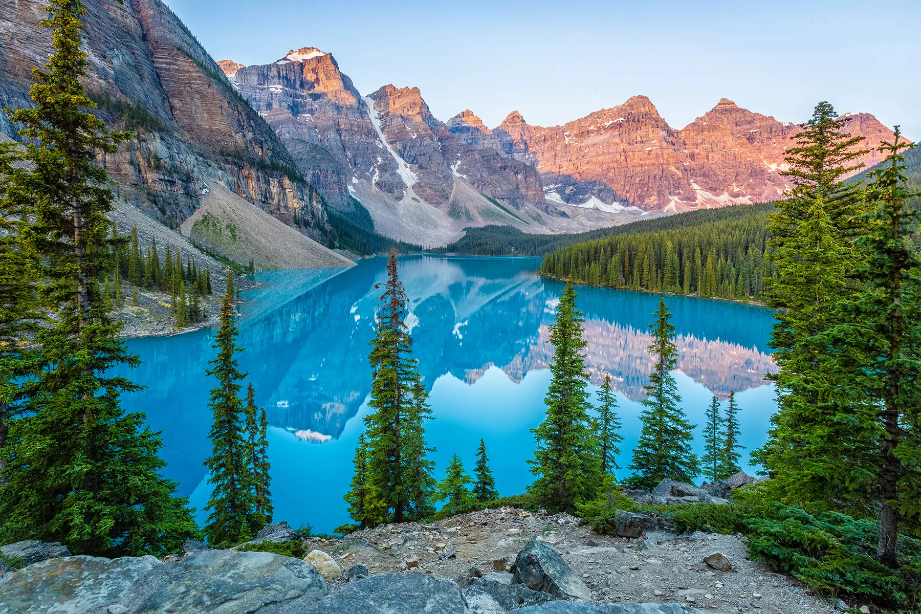 टेन चोटियों पर एल्पेन ग्लो के साथ मोराइन झील Banff राष्ट्रीय उद्यान कनाडा