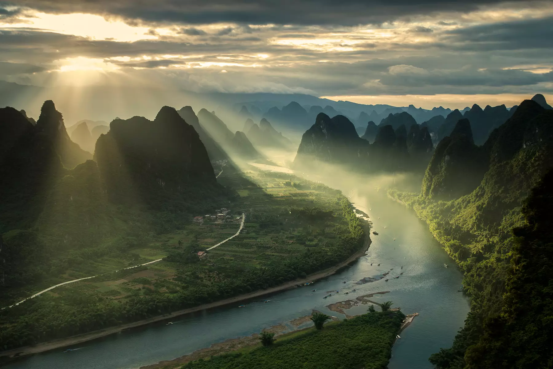 Karstgebergte en rivier Li in de regio Guilin/Guangxi in China