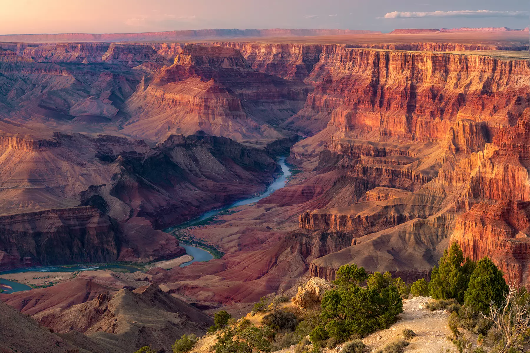 Farbenfroher Sonnenuntergang mit Blick auf den Colorado River tief im Grand Canyon