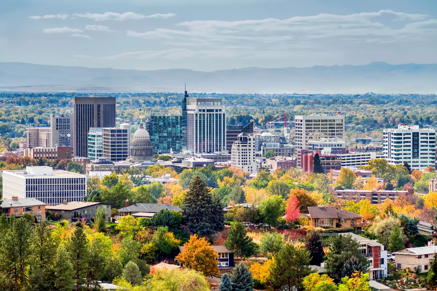 Die Skyline von Boise ist in der Herbstsaison von bunten Bäumen umgeben