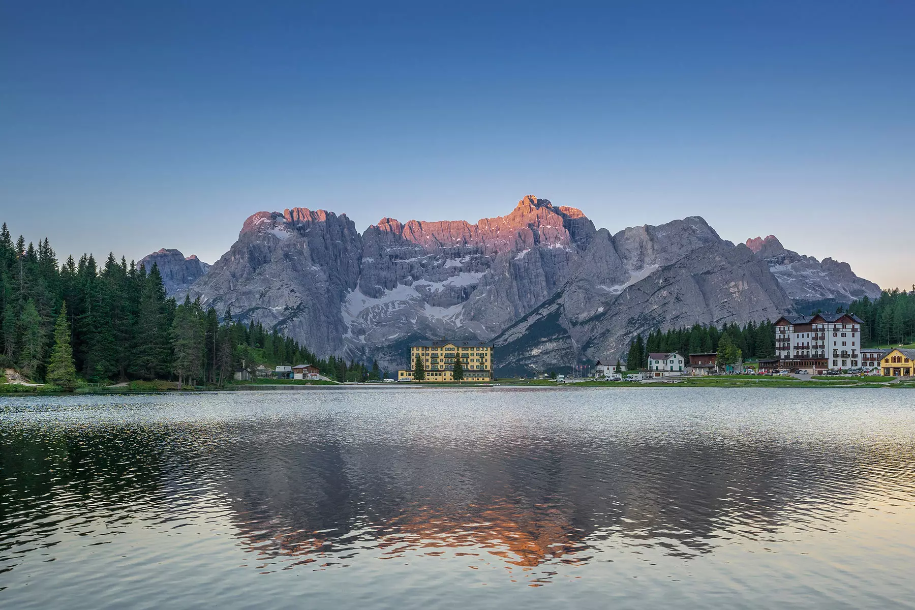 Sonopkoms oor Misurina-meer, Misurina, Dolomiete, Italië.