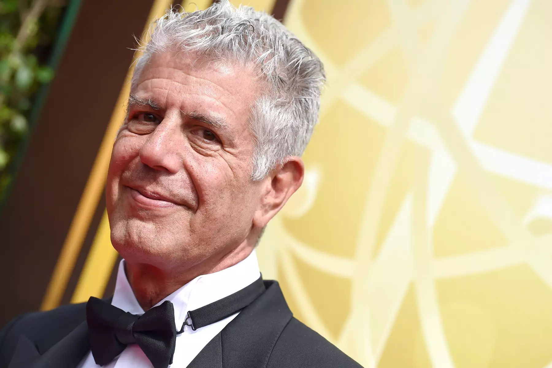 Şef Anthony Bourdain, 12 Eylül 2015'te Los Angeles, California'daki Microsoft Tiyatrosu'nda 2015 Yaratıcı Sanatlar Emmy Ödülleri'ne katılıyor.