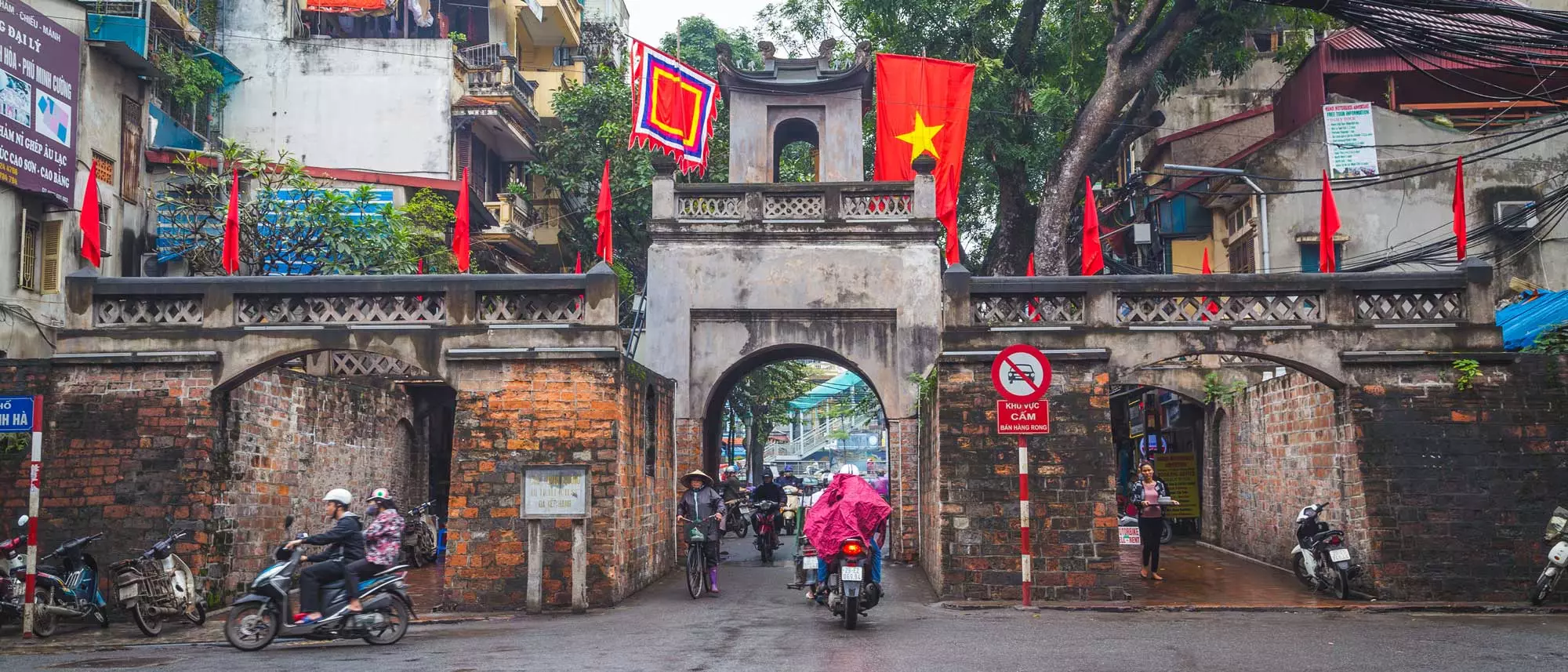 Poarta orașului Quan Chuong din cartierul vechi din Hanoi în timpul zilei. Oamenii pot fi văzuți.