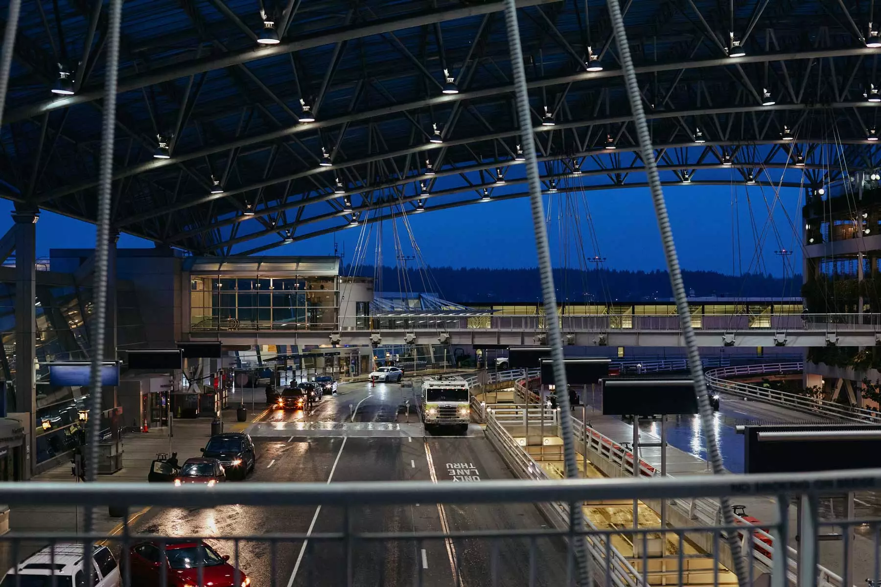 Изглед под голям ъгъл на международното летище Портланд (PDX) по здрач