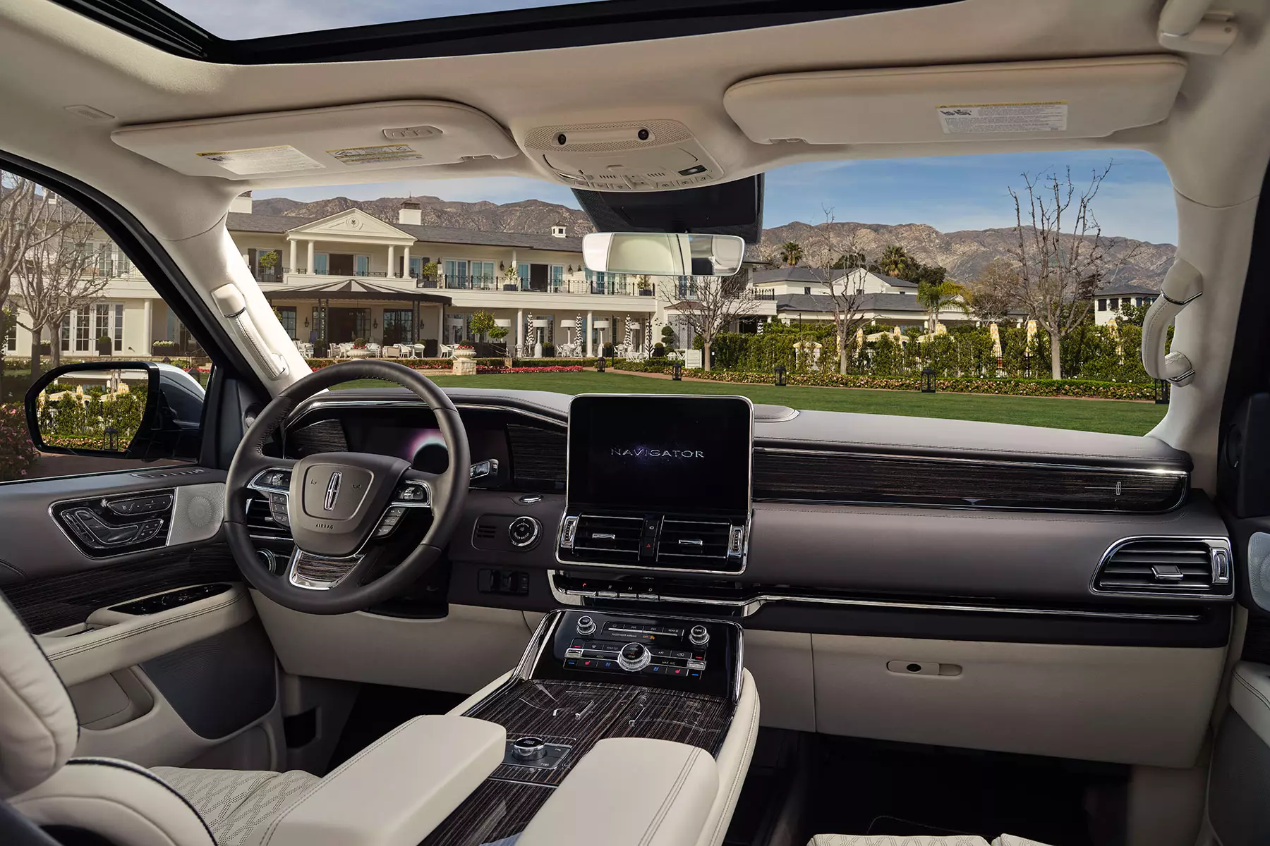 Navxweyî ya Lincoln Navigator li Rosewood Miramar Beach