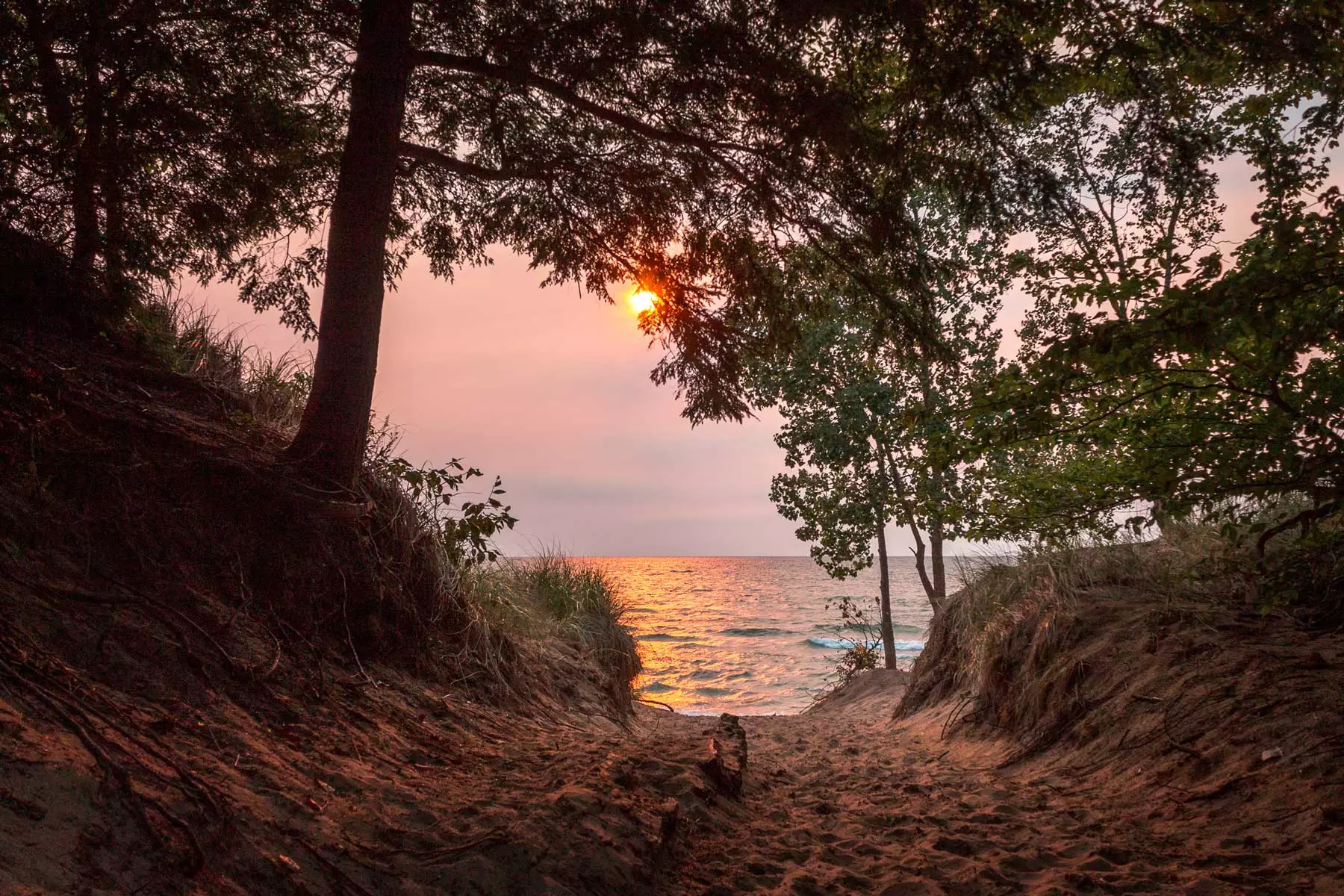 Perëndimi i diellit në liqenin e Miçiganit në Saugatuck Michigan