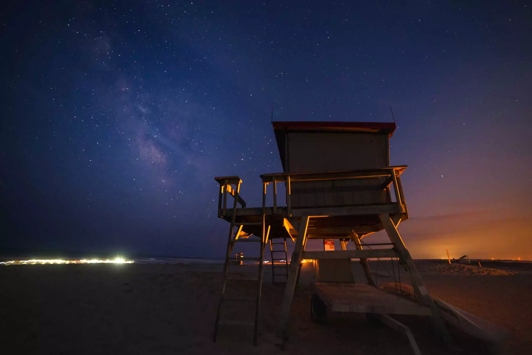 Milky Way ឡើងលើកោះ Assateague ឆ្នេរ VA ព្រឹកព្រលឹមនៅពេលល្ងាចរដូវក្តៅ។ ផ្ទៃមេឃងងឹតនៅលើឆ្នេរសមុទ្រជាតិអនុញ្ញាតឱ្យមានឱកាសមើលផ្កាយដ៏អស្ចារ្យ។