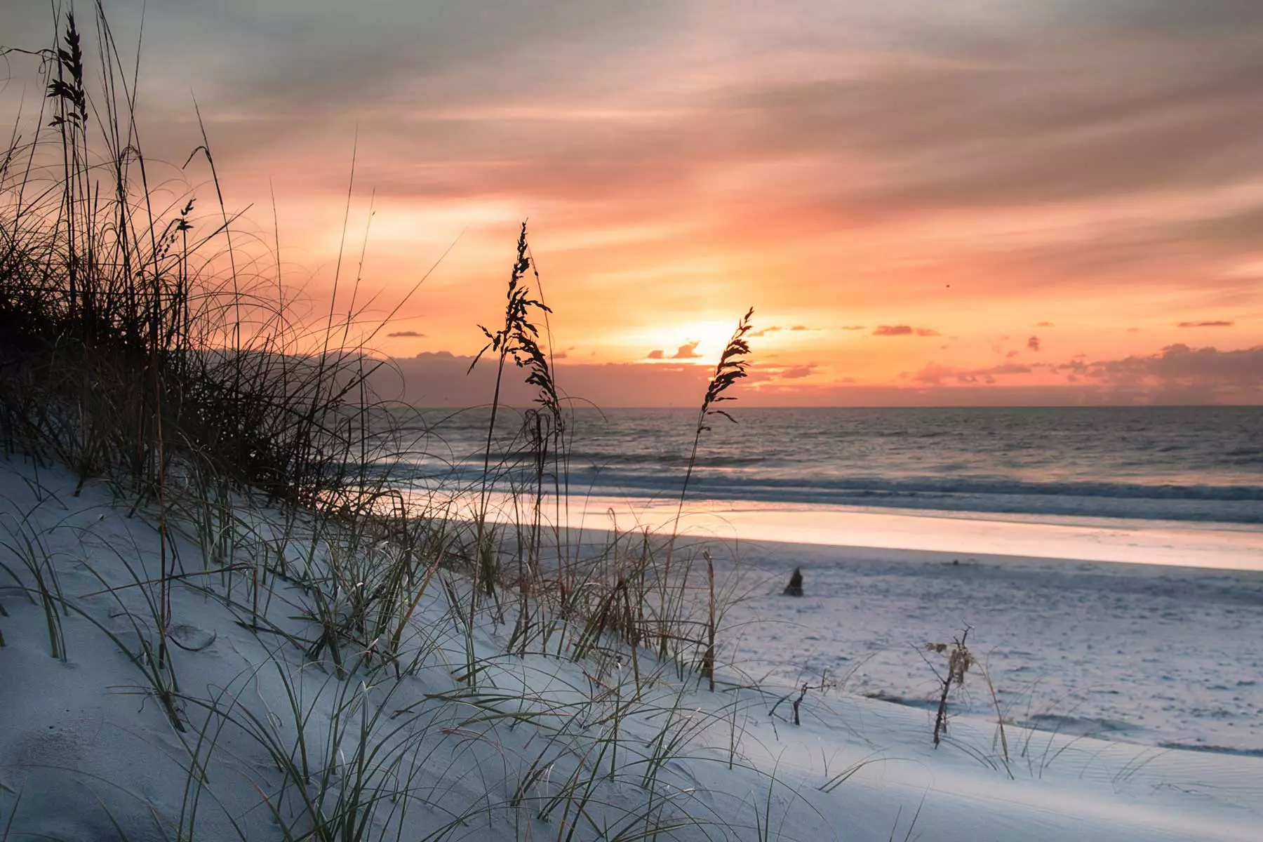 Muuqaal muuqaal ah oo badda ka soo horjeeda cirka inta lagu jiro qorrax dhaca Ocracoke, North Carolina