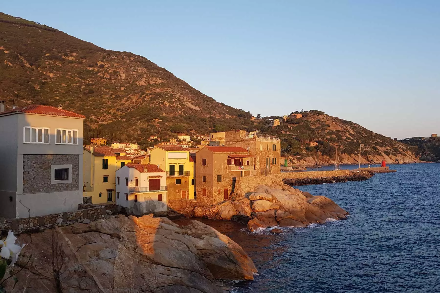 Island of Giglio pipa ni etikun ti Tuscany