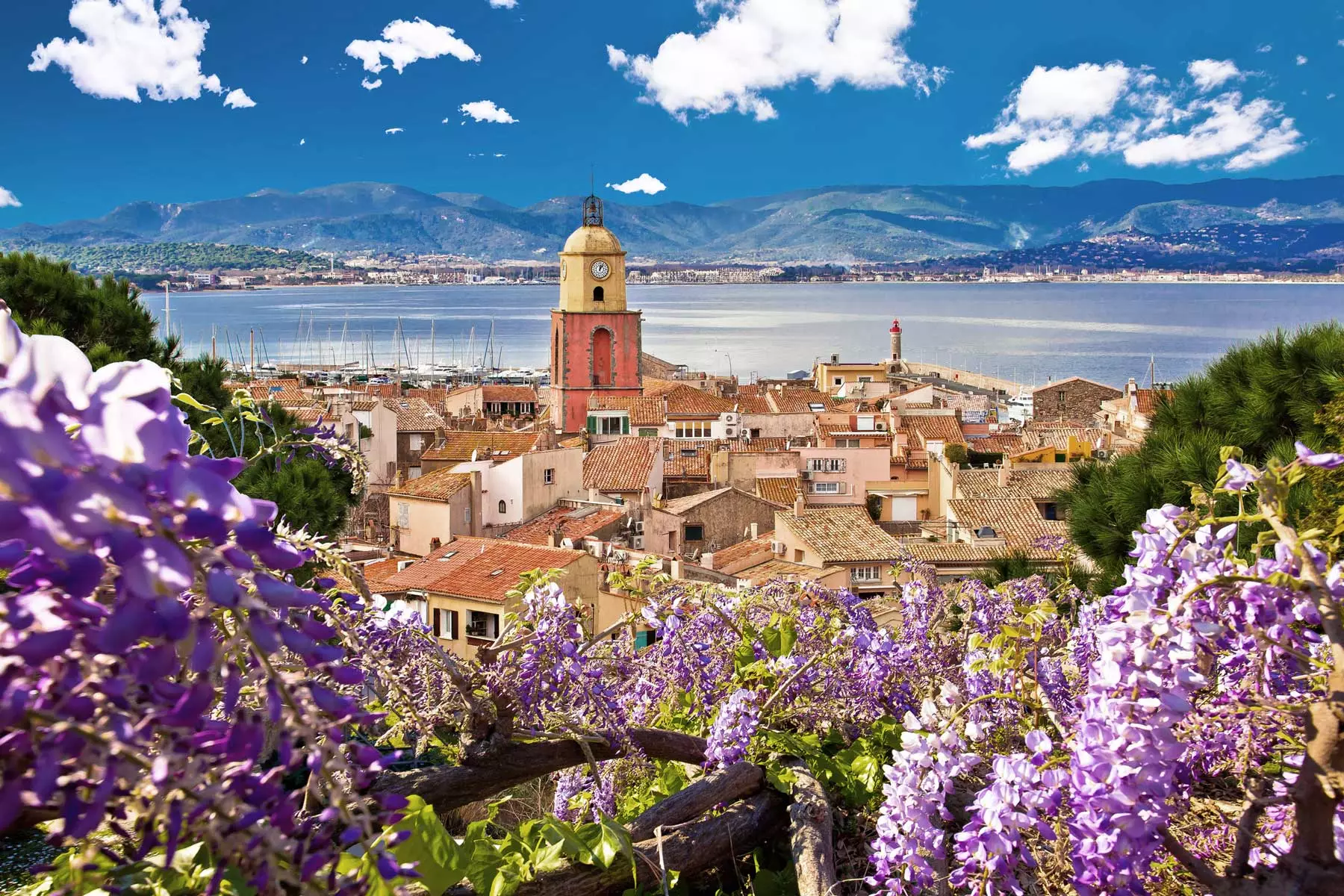 Túr eaglaise sráidbhaile Saint Tropez agus radharc ar an sean díon