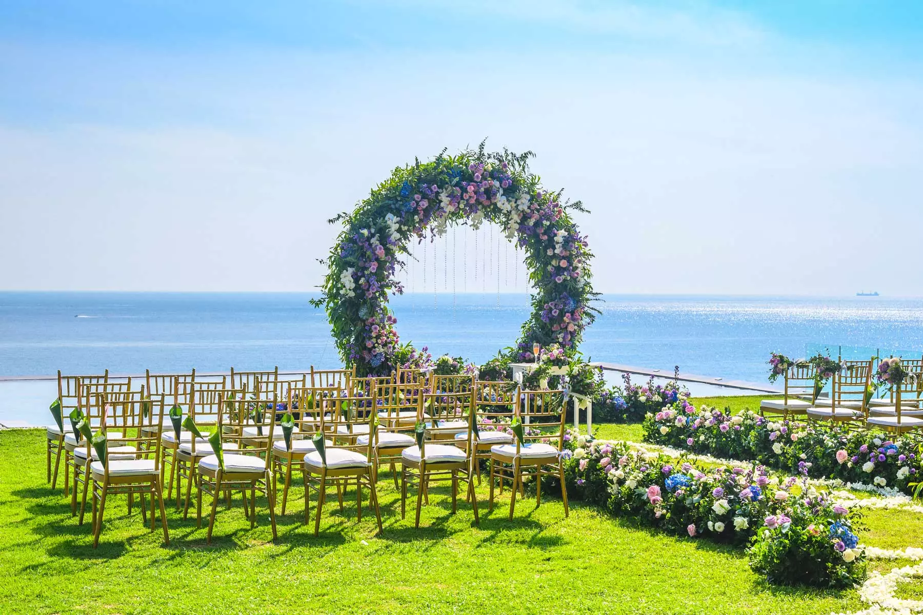 Geedziĝa ceremonio starigita laŭ la Tajlanda marbordo