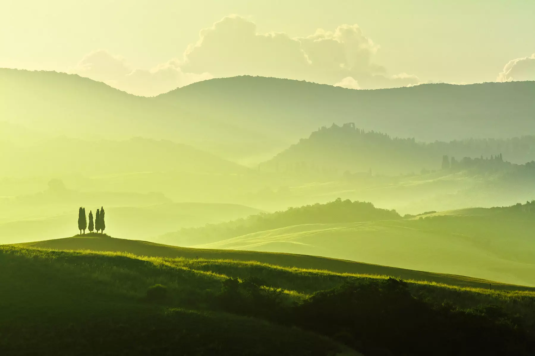 Die Hügel der Toskana bei Sonnenaufgang