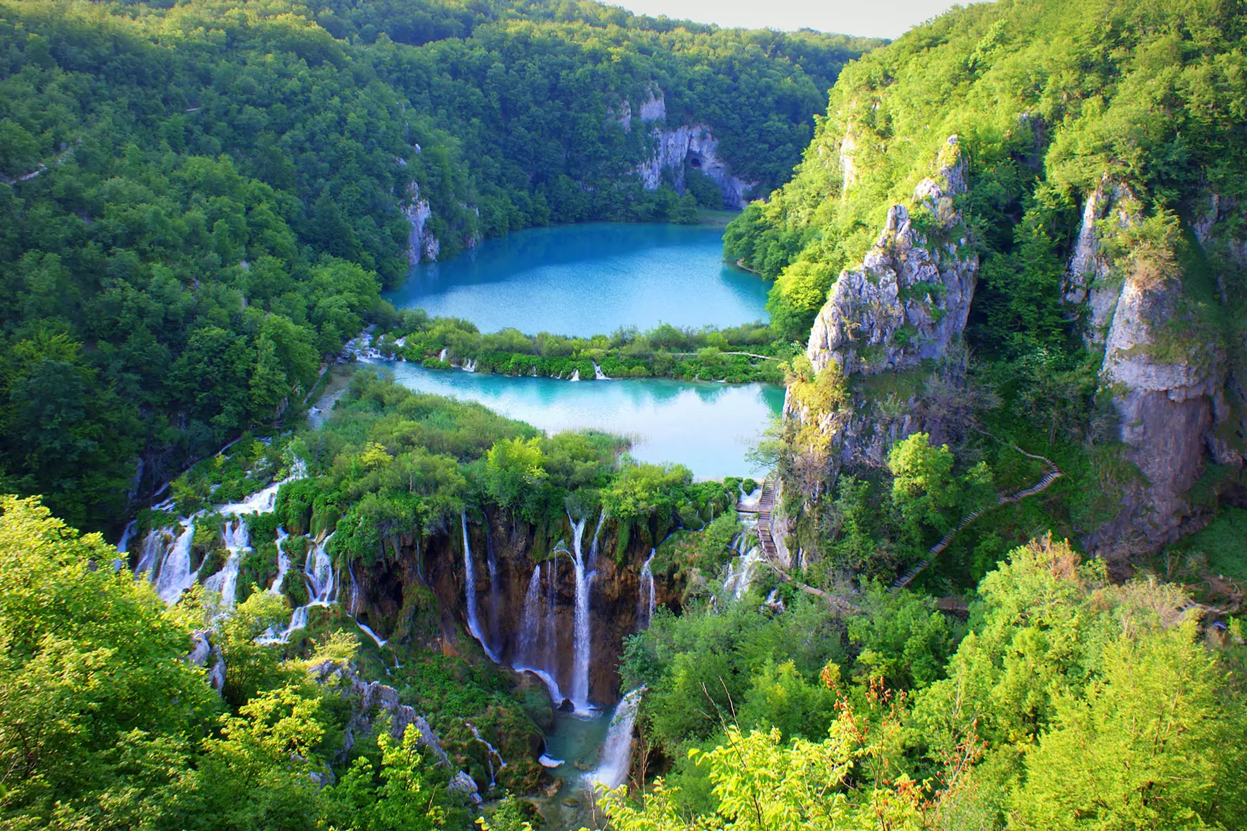 Blick auf die Wasserfälle im Nationalpark Plitvicer Seen an einem sonnigen Tag