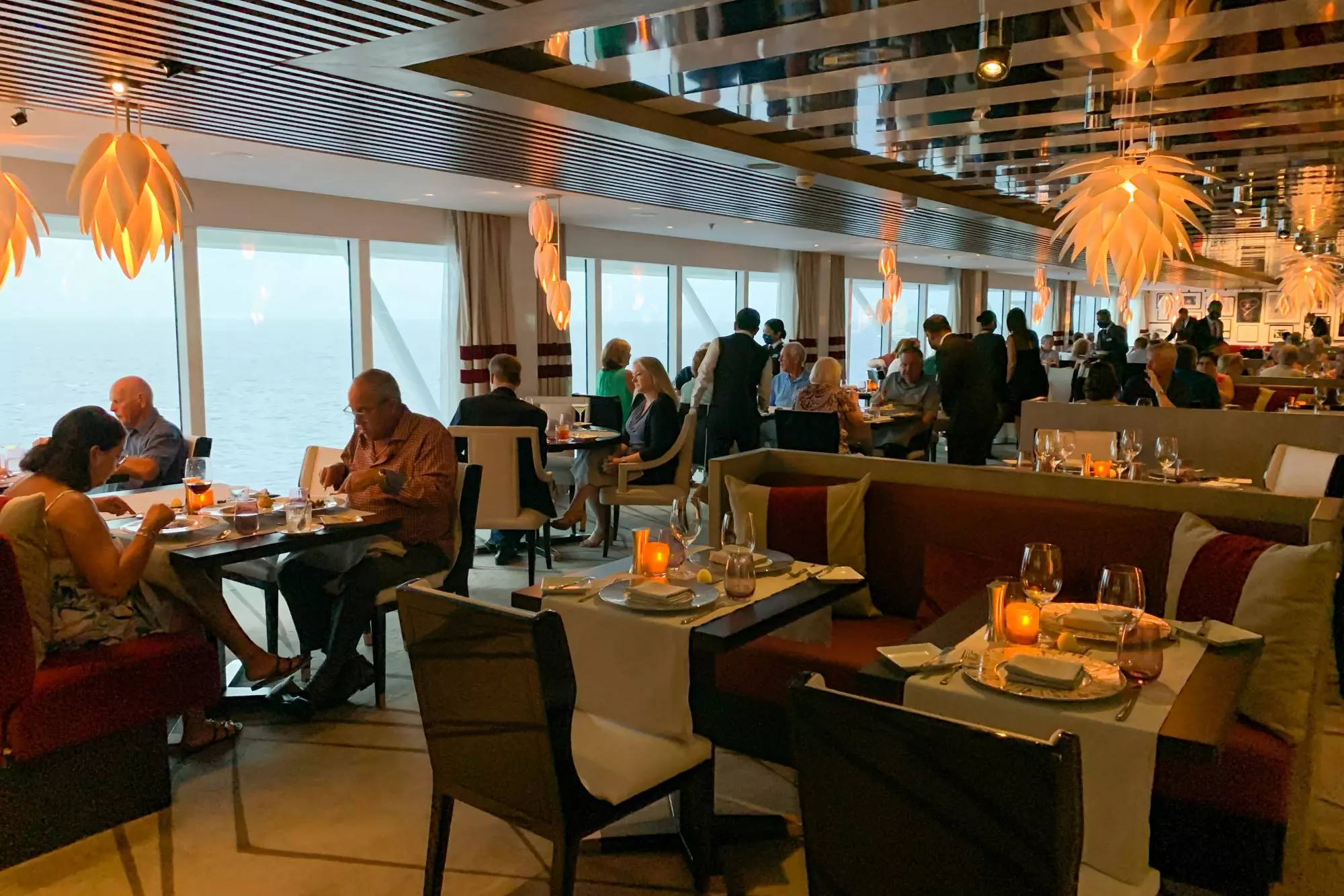 Gezginler, Celebrity Edge gezisinde Luminae Restaurant'ta akşam yemeği yiyor.