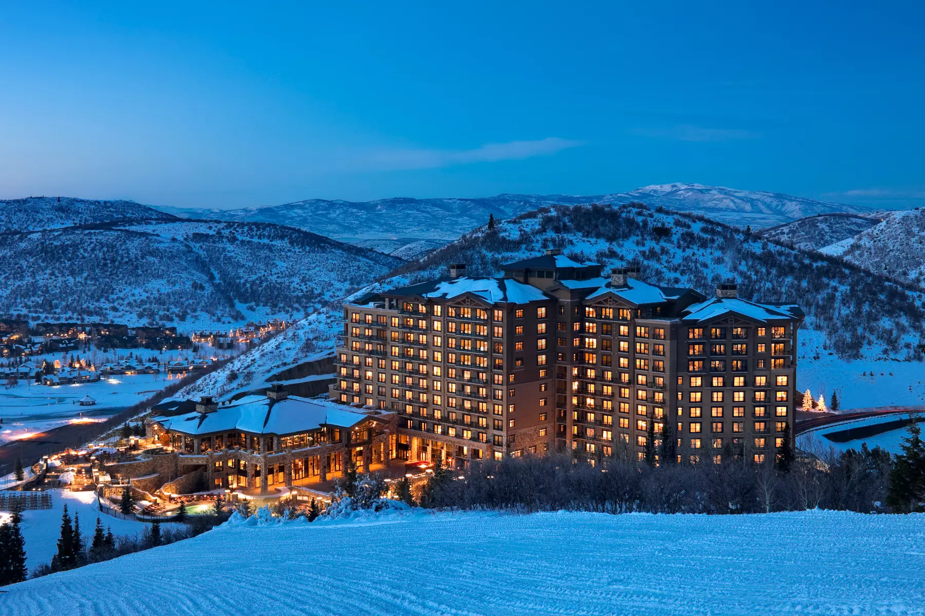 Külső téli éjszakai kilátás a St. Regis Deer Valley-re