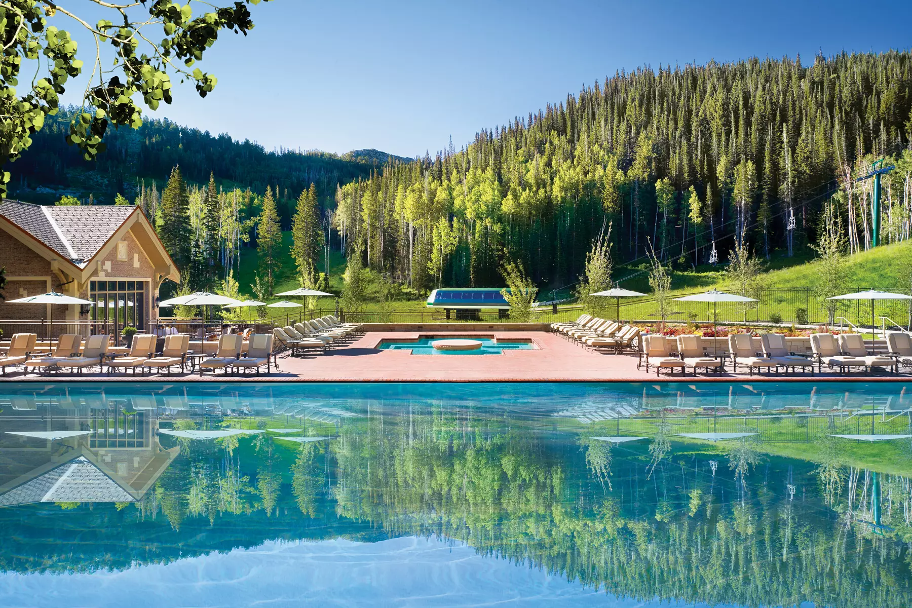 Montage Deer Valley en la piscina de Utah en verano