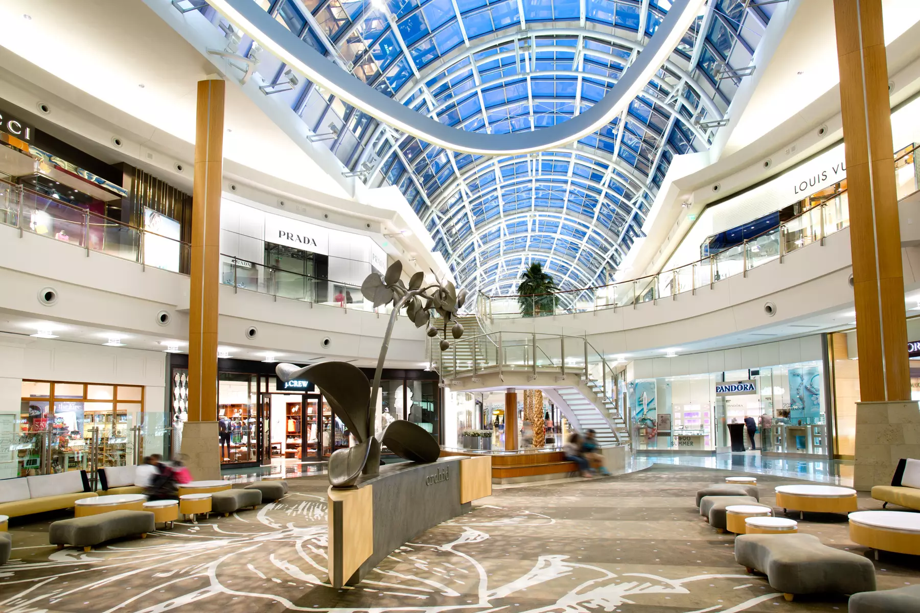 L-intern ta 'The Mall at Millenia f'Orlando