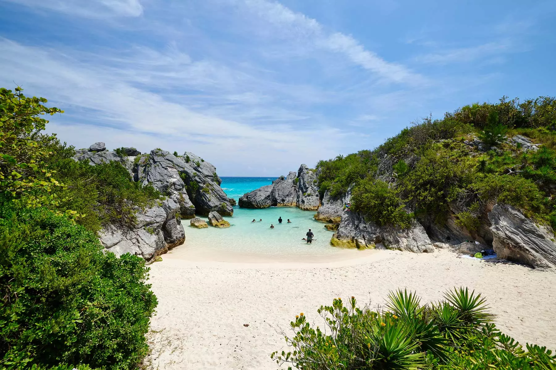 Jobson's Cove, ein Strand an der Südküste. Dieser winzige Streifen aus rosafarbenem Sand liegt zwischen langen Armen steiler, zerklüfteter Felsklippen, die die Bucht fast vollständig umschließen und eine idyllische Lagune mit ruhigem, türkisfarbenem Wasser bilden. Das schwimmbadähnliche Wasser ist ideal für Familien mit Kindern, die mit tropischen Fischen schwimmen und schnorcheln möchten. Am Südufer gelegen