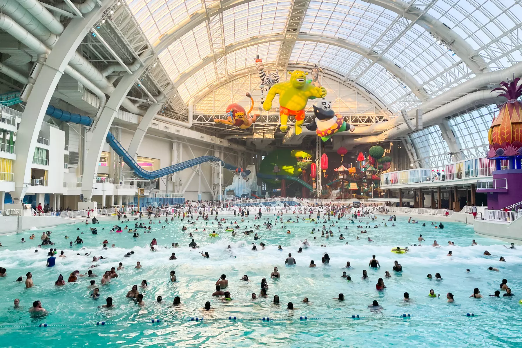 Bølgebassinet inde i Dreamworks Water Park i New Jersey