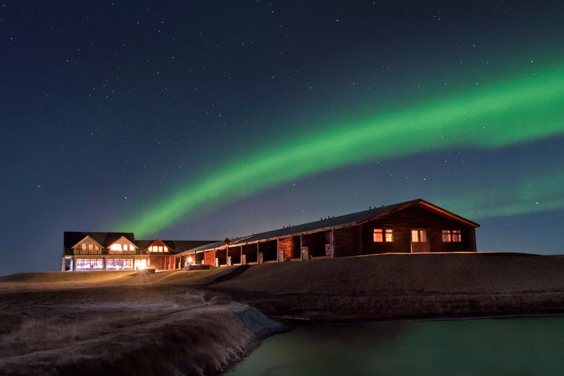 Aurora boreal y exterior del Hotel Rangá