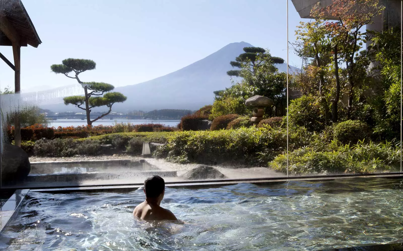 Lalaking nakababad sa isang panloob na hot spring pool, Honshu, Japan