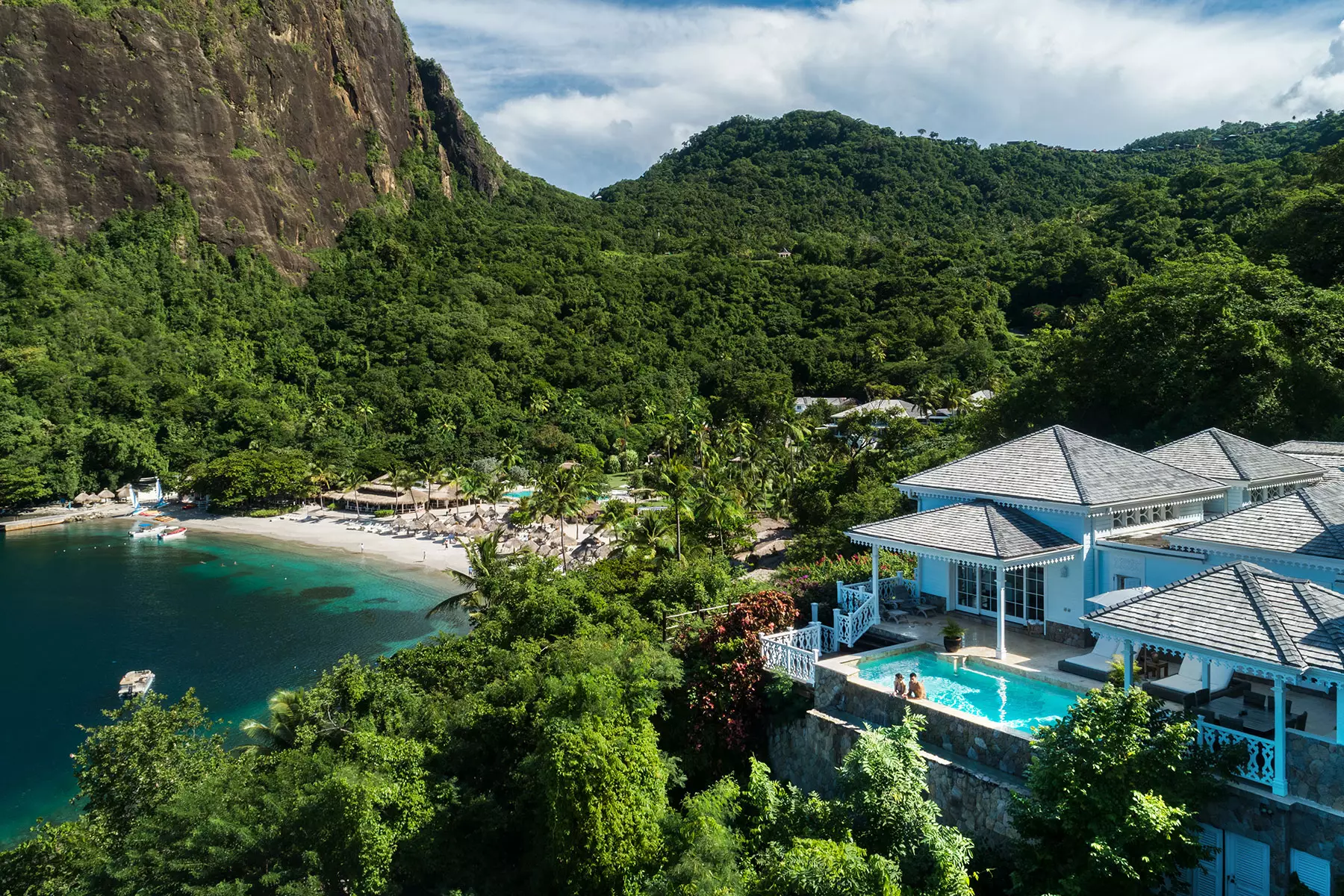 Radharc ón aer ar Sugar Beach, ionad saoire i Viceroy