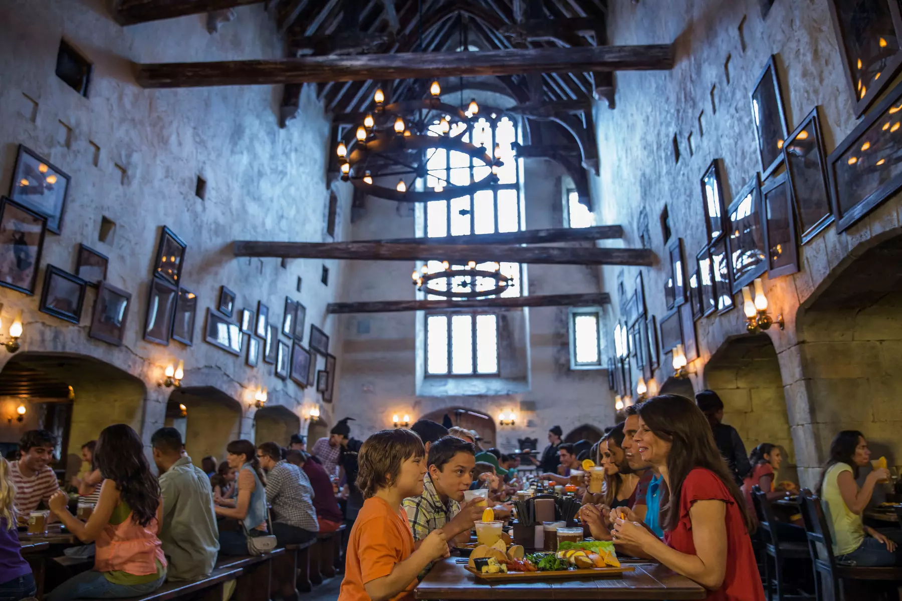 Intern ta 'The Leaky Cauldron fid-Dinja Wizarding ta' Harry Potter - Diagon Alley f'Universal Orlando Resort.