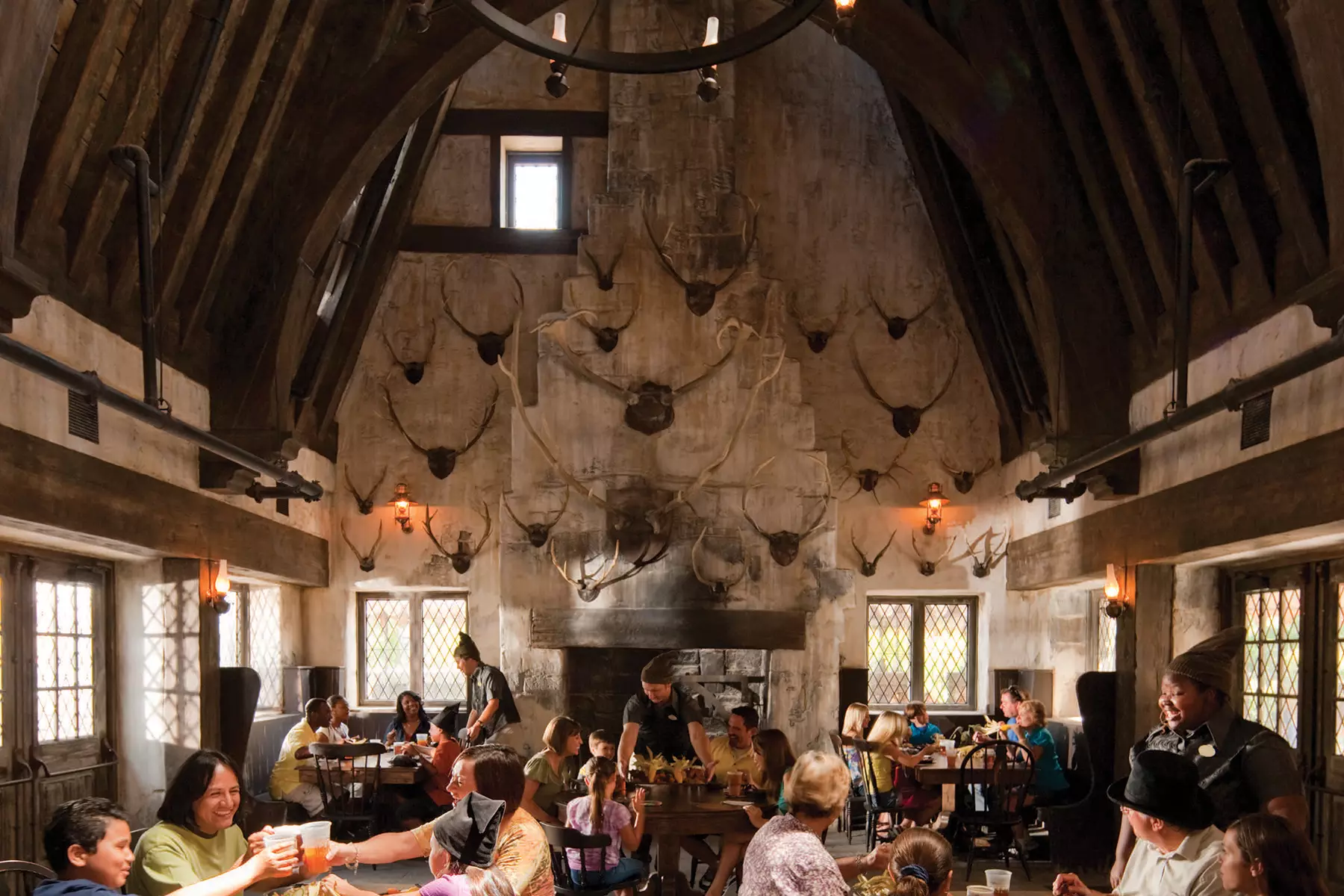 Intern ta 'The Three Broomstics f'The Wizarding World of Harry Potter - Hogsmead at Universal Orlando Resort.