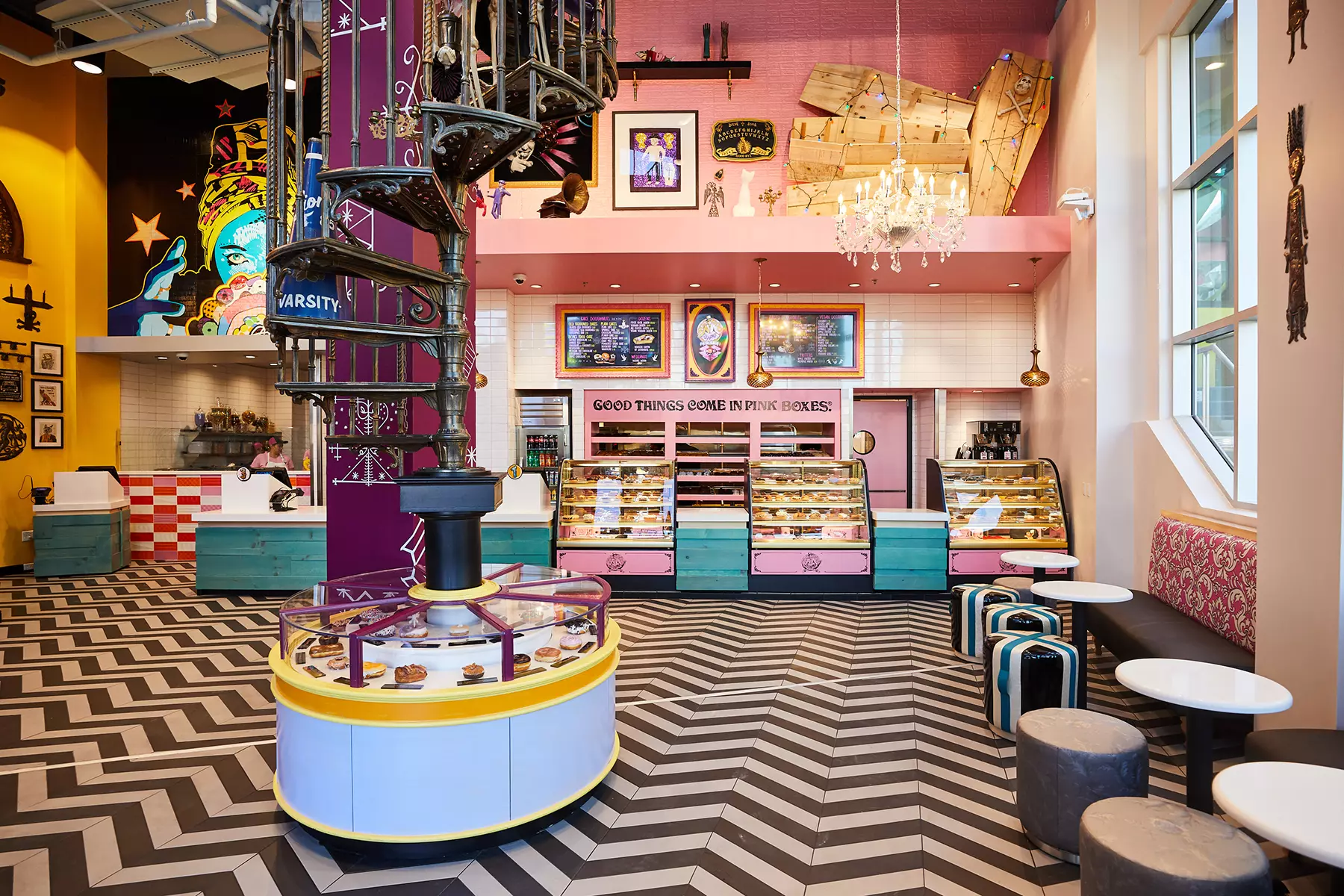 A Voodoo Donut belseje a CityWalkon