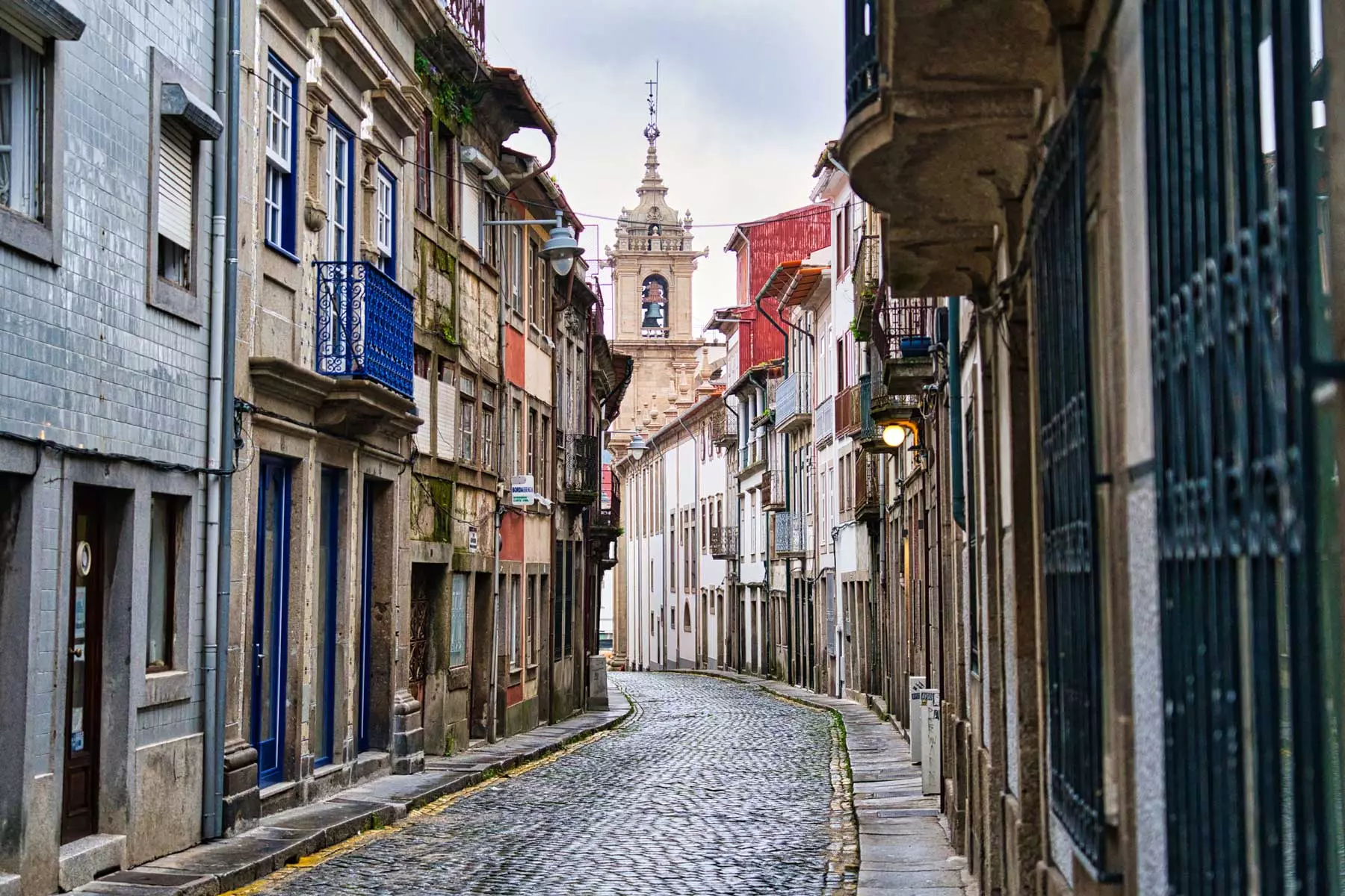 Jalan batu buntar melengkung di Bandar Lama Braga, Portugal