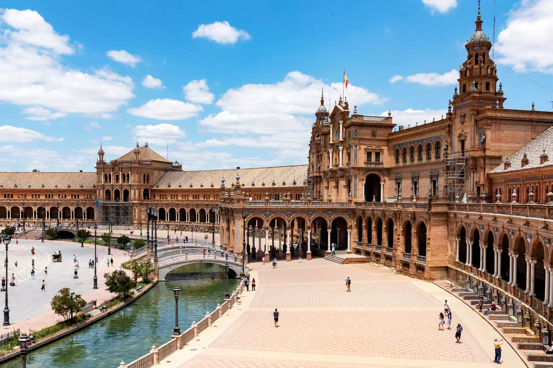 Plaza di Seville, Sepanyol pada siang hari dengan orang ramai berjalan-jalan