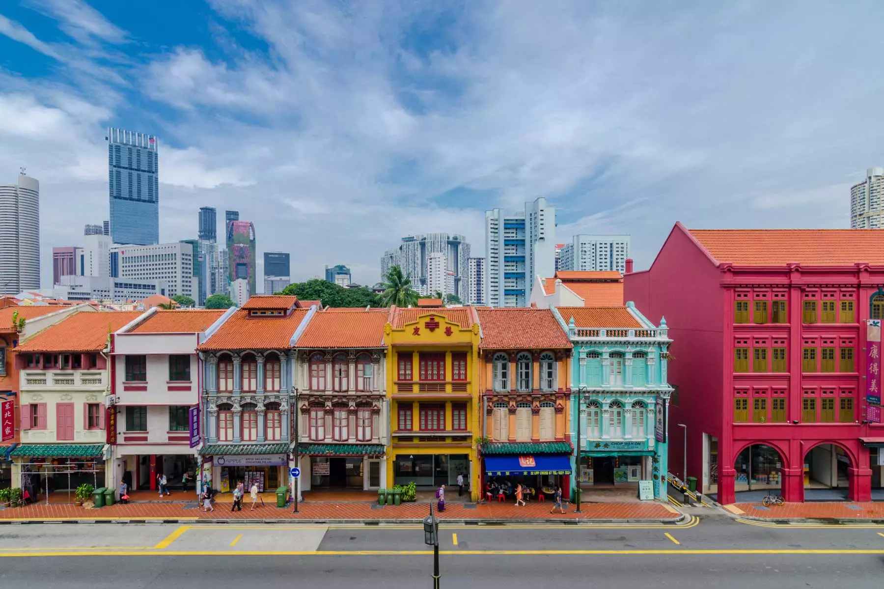 Deretan rumah berwarna-warni terang dan latar langit pusat bandar di kejauhan di Seoul, Korea Selatan.