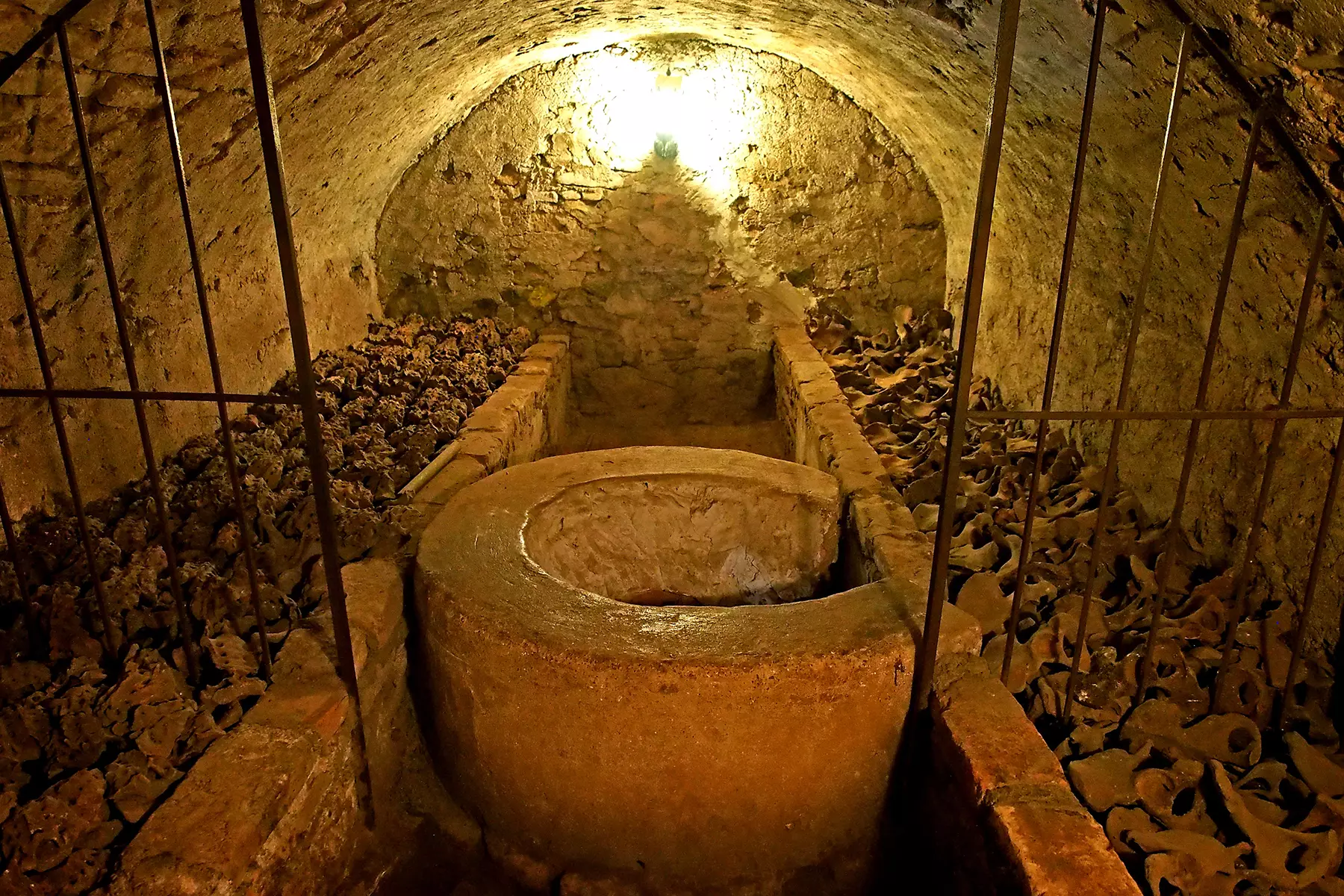 Túneles y tumbas subterráneas del siglo XVII, abundantes huesos, en las Catacumbas del Monasterio de San Francisco en Lima.