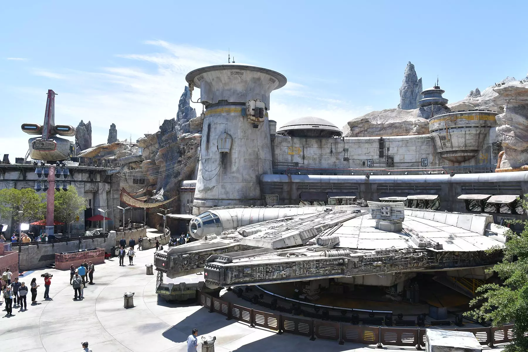 A Millenium Falcon a Star Warsban: Galaxy's Edge