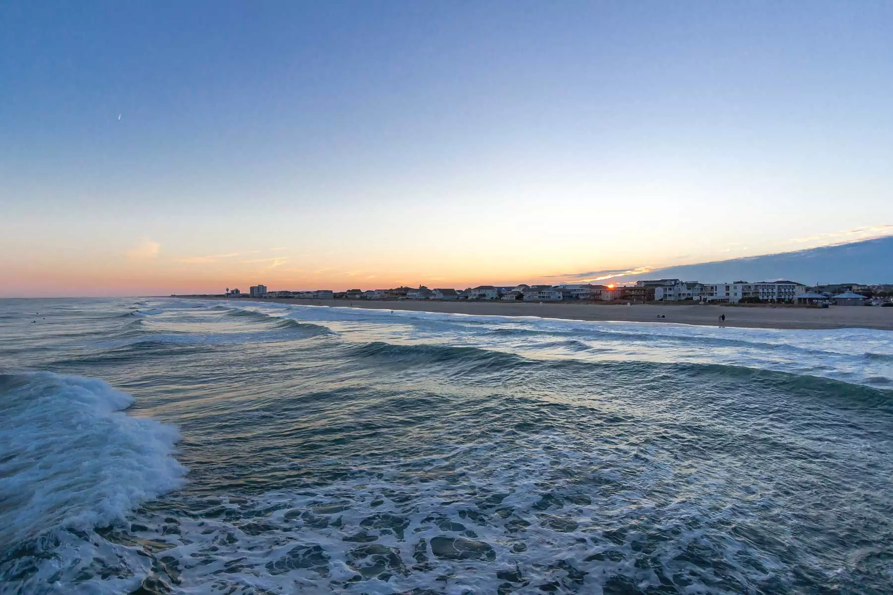 Kilátás a naplementére a Wrightsville Beach vízről