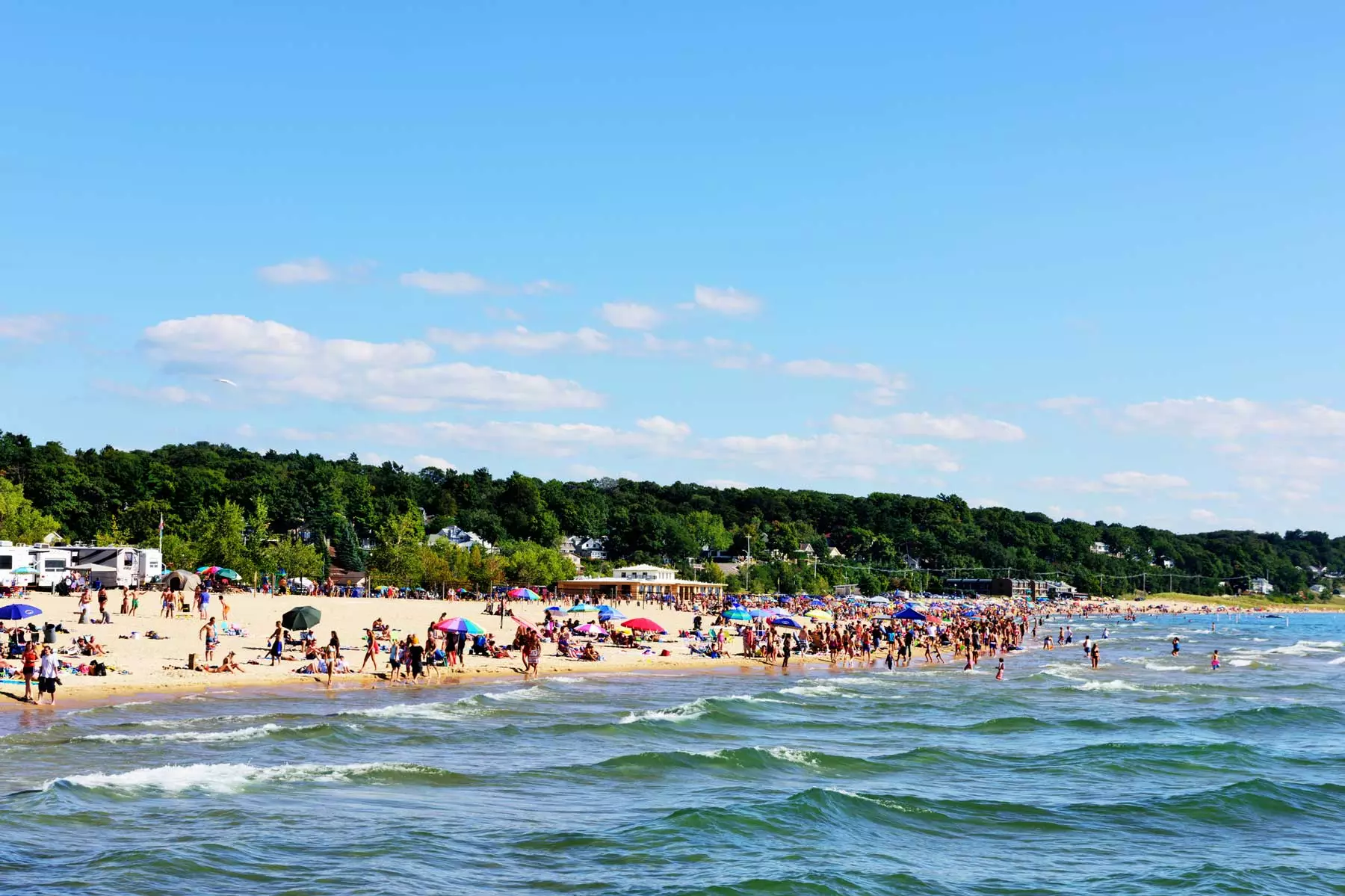 Grand Haven shtati parkidagi Michigan ko'li plyaji