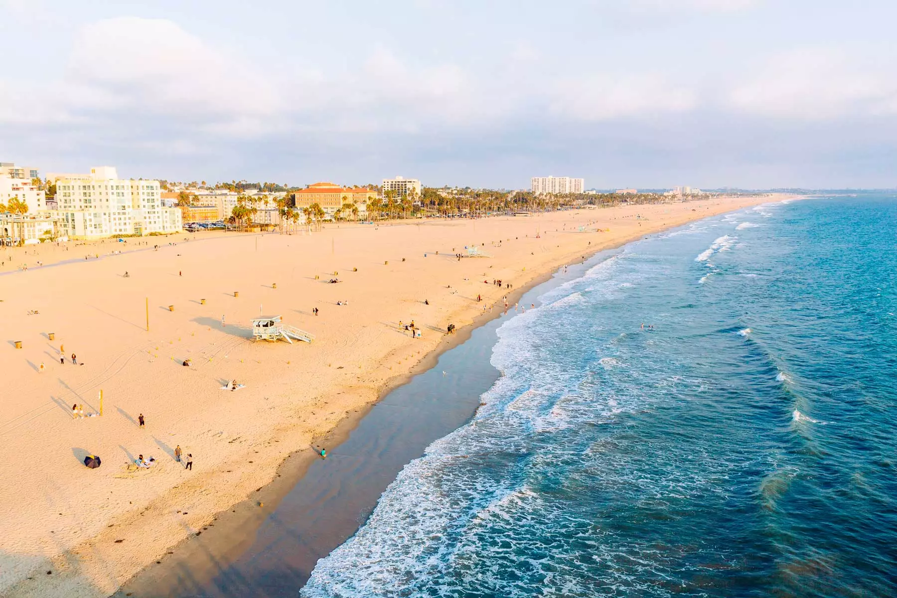 A légi felvétel a Santa Monica-i strandra, Los Angelesben, Kaliforniában