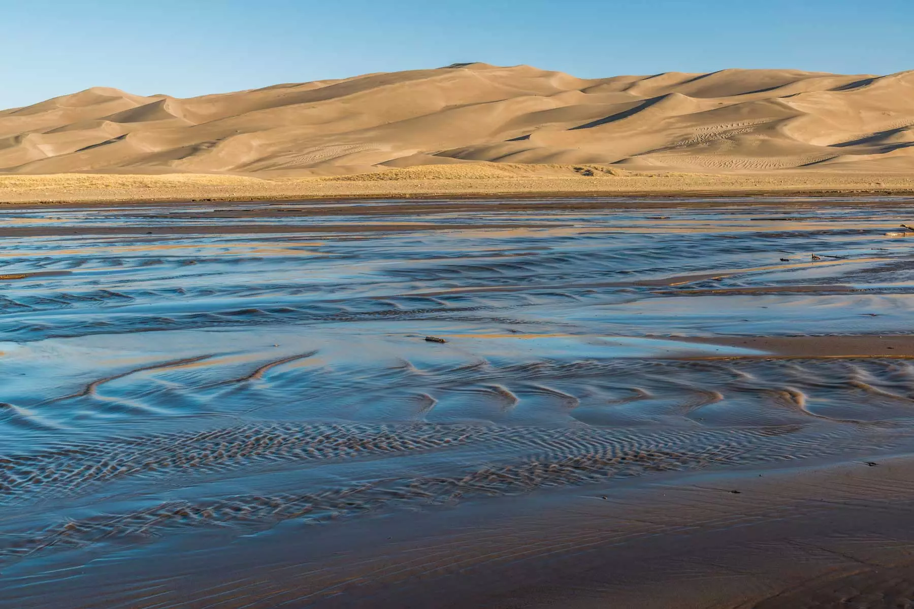 Sand dunes sy Medano Creek amin'ny fiposahan'ny masoandro, Great Sand Dunes National Park, Colorado