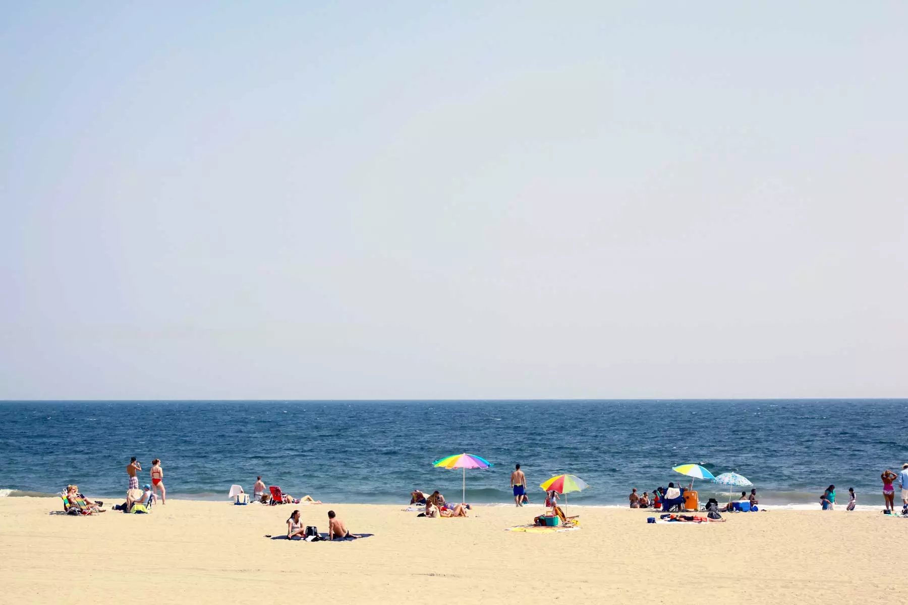 Mensen die genieten van Rockaway Beach in Queens, New York