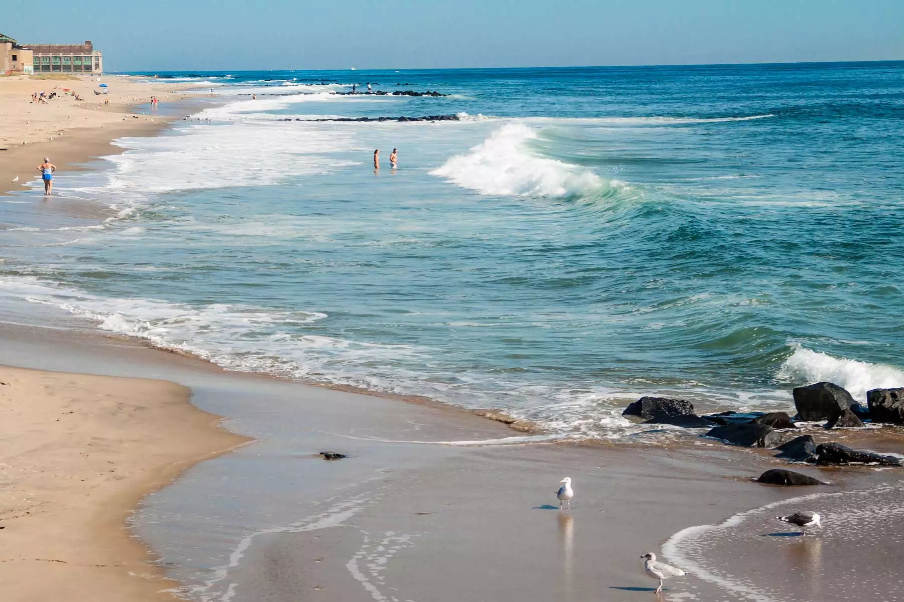 Pantai di sepanjang taman Asbury di akhir musim panas yang tenang di New Jersey.