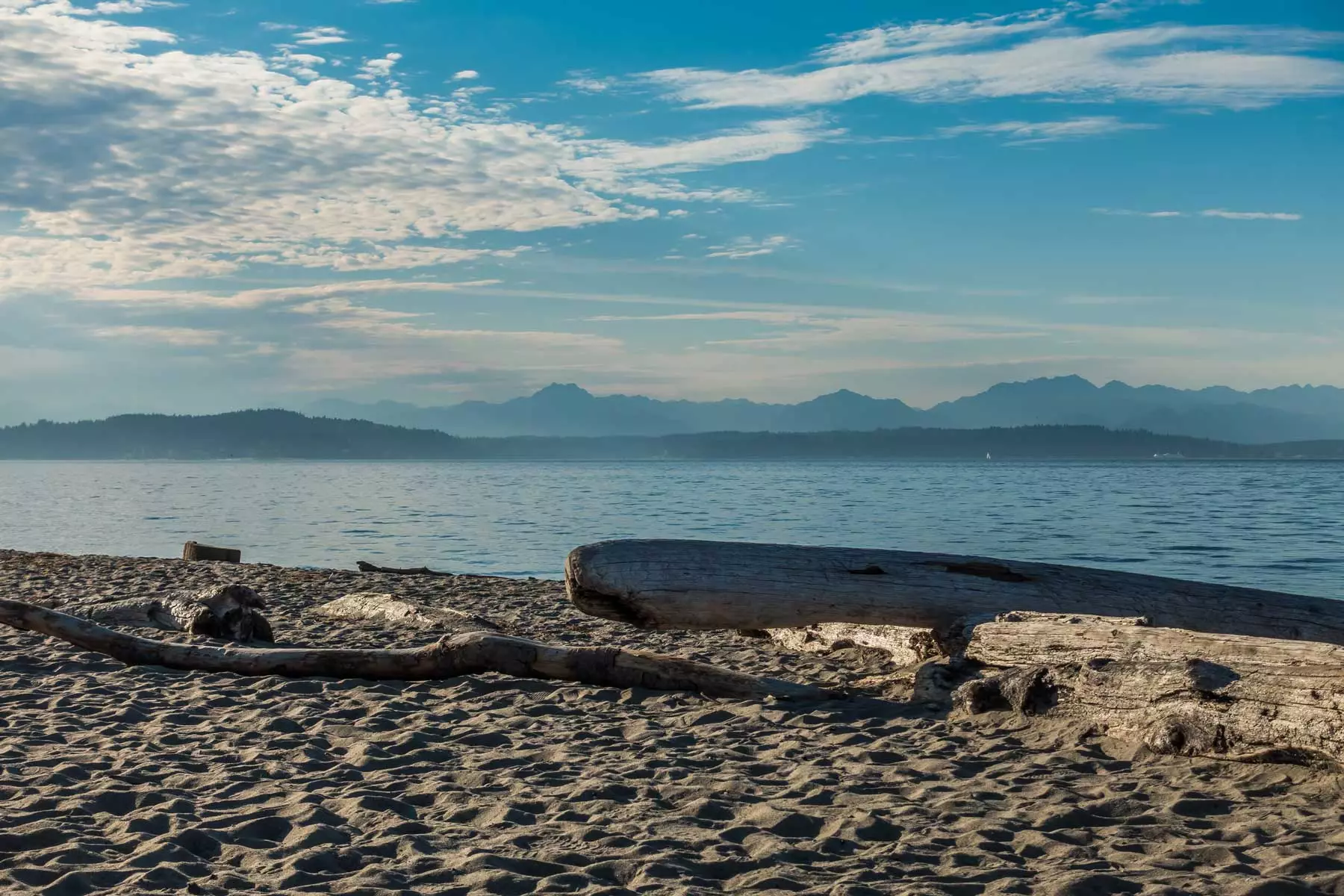 A Cascade-hegység a nyugat-seattle-i Alki Beachről nézve