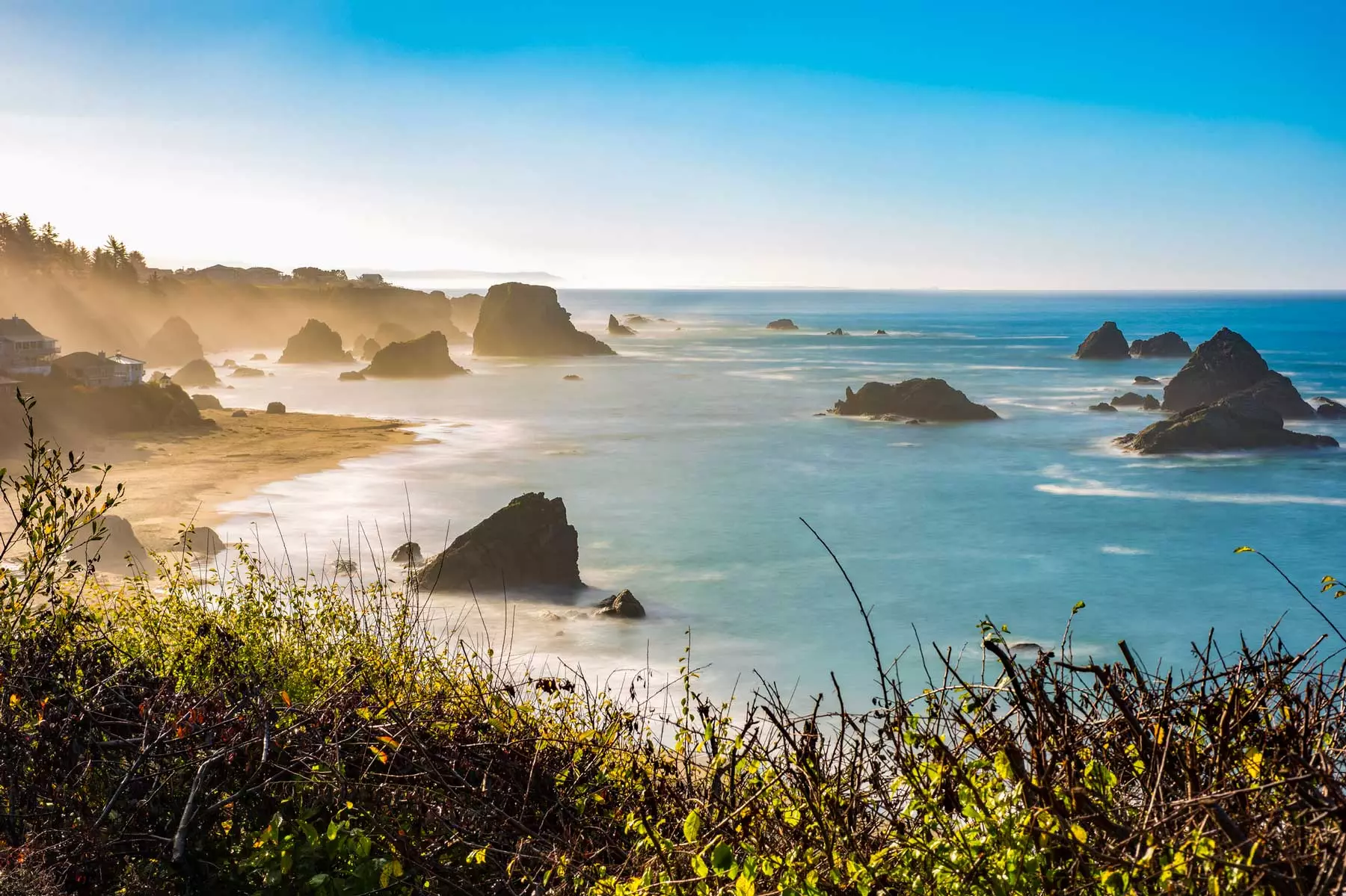 Reggeli köd száll fel a Harris Beachről, Brookings közelében, Oregon államban. A sziklaalakzatok hozzájárulnak a Csendes-óceánra néző kilátáshoz